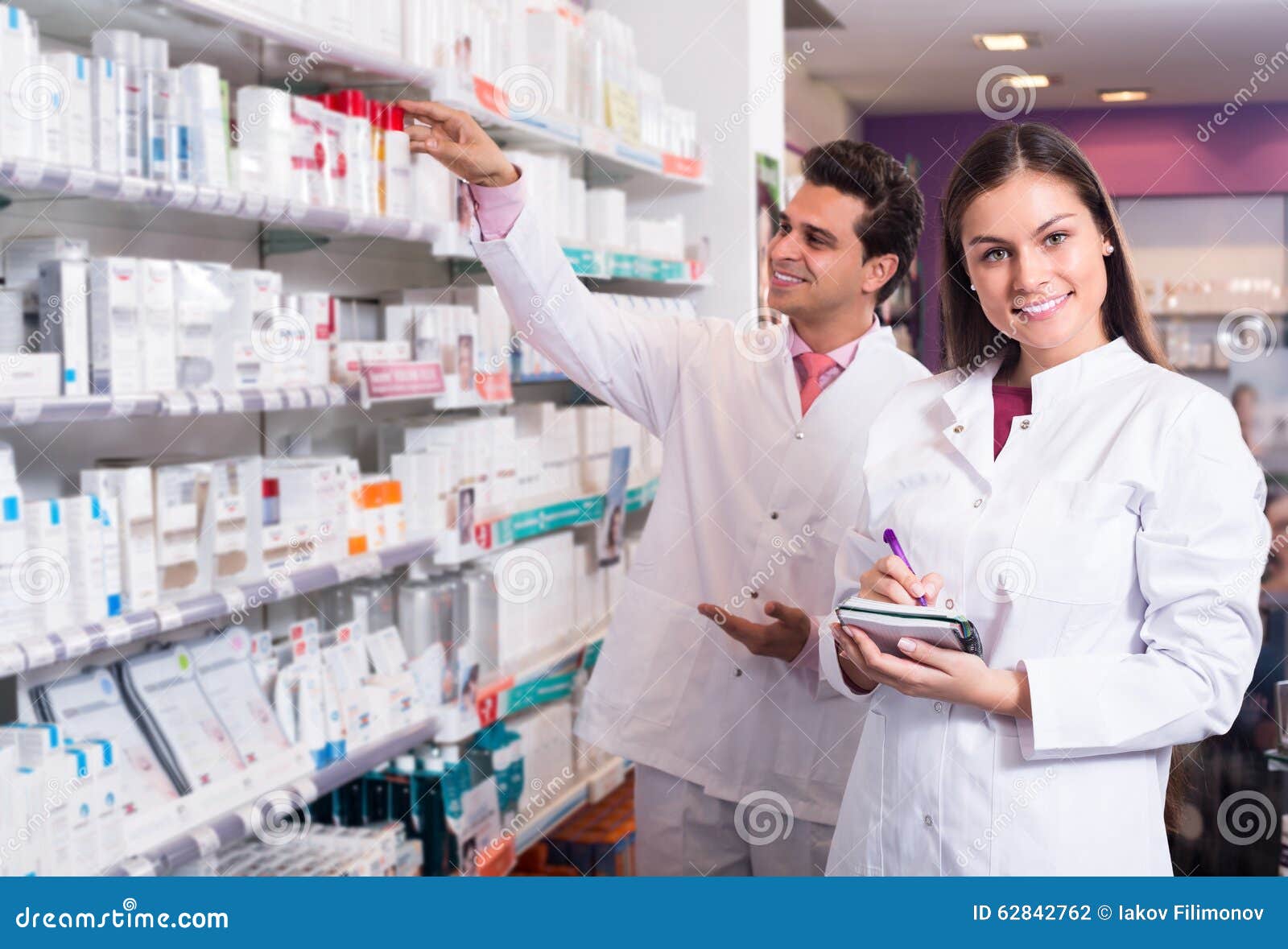 Twee Apothekers in Moderne Apotheek Stock Foto - Image of pillen ...