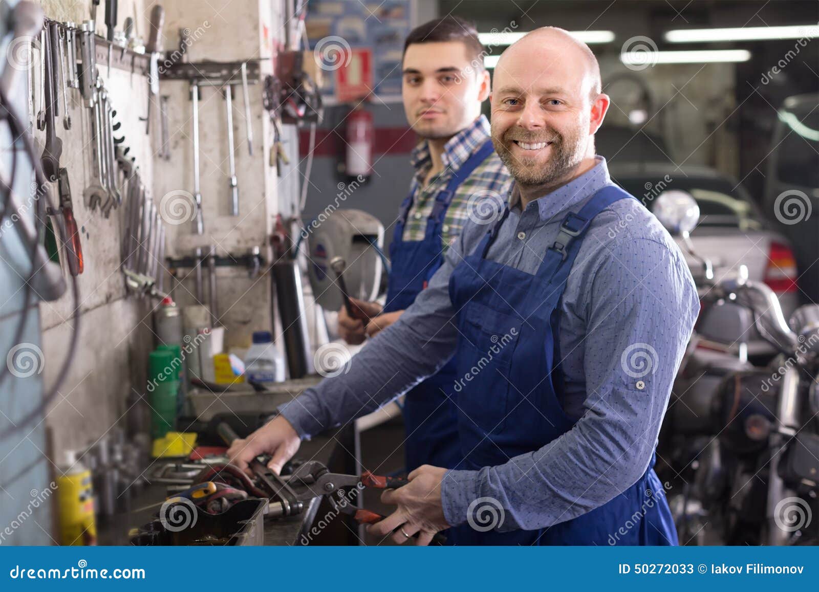 Twee Autowerktuigkundigen Op Workshop Stock Afbeelding - Image of ...