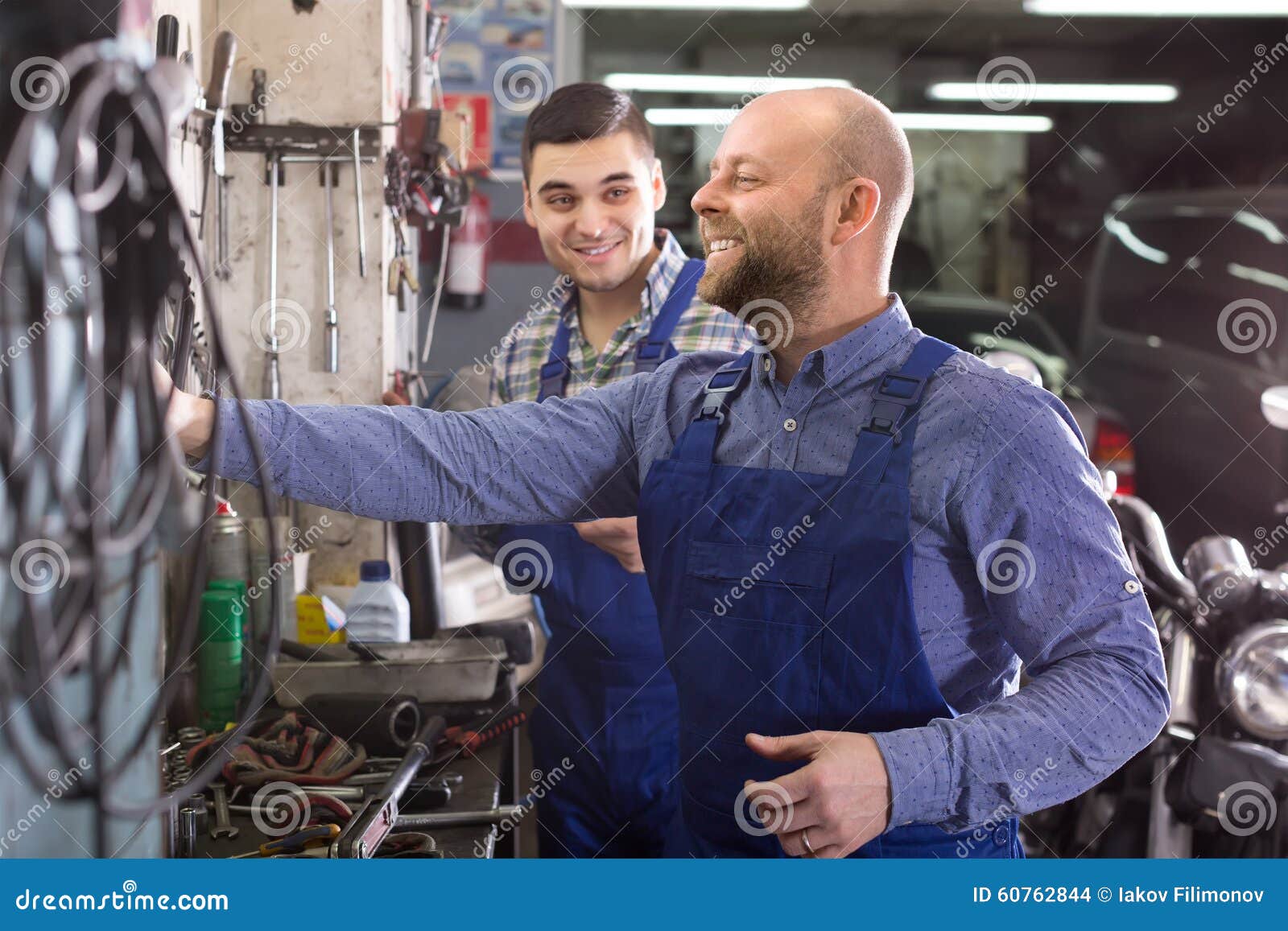 Twee Autowerktuigkundigen Op Workshop Stock Foto - Image of amerikaans ...