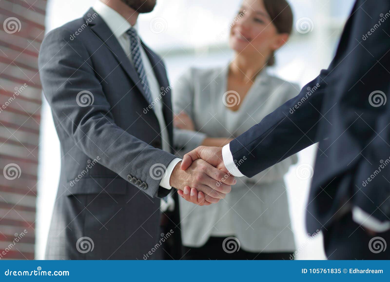 Twee Bedrijfsmensen Die Handen Schudden Stock Afbeelding - Image of ...