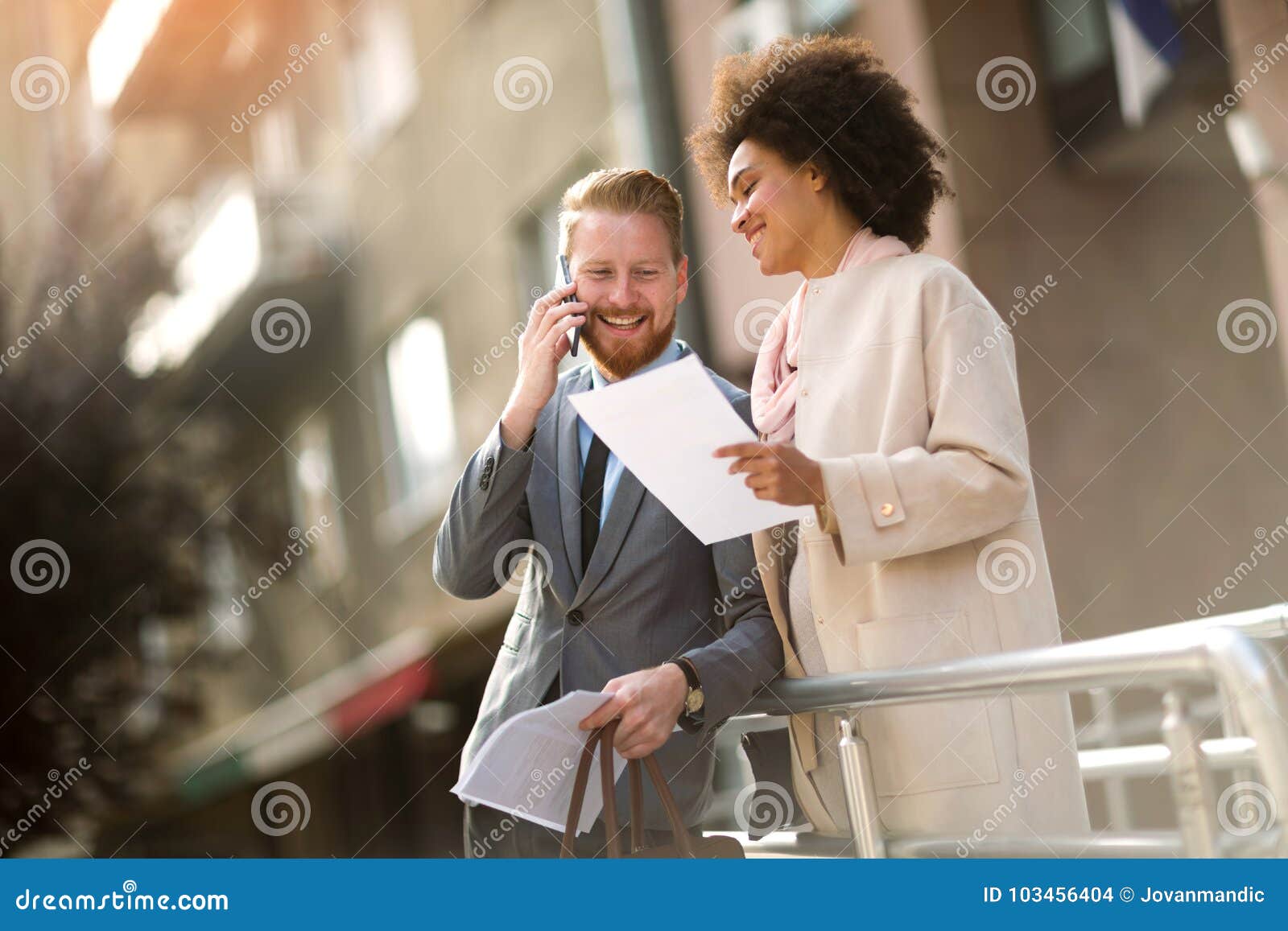 Twee Bedrijfsmensen in Een Informeel Gesprek Stock Foto - Image of ...