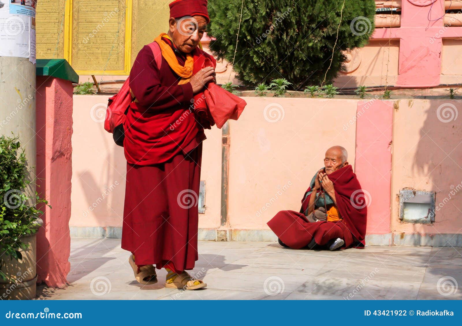 Twee Bejaarde Monniken Begroeten Elkaar Met Bogen Redactionele ...