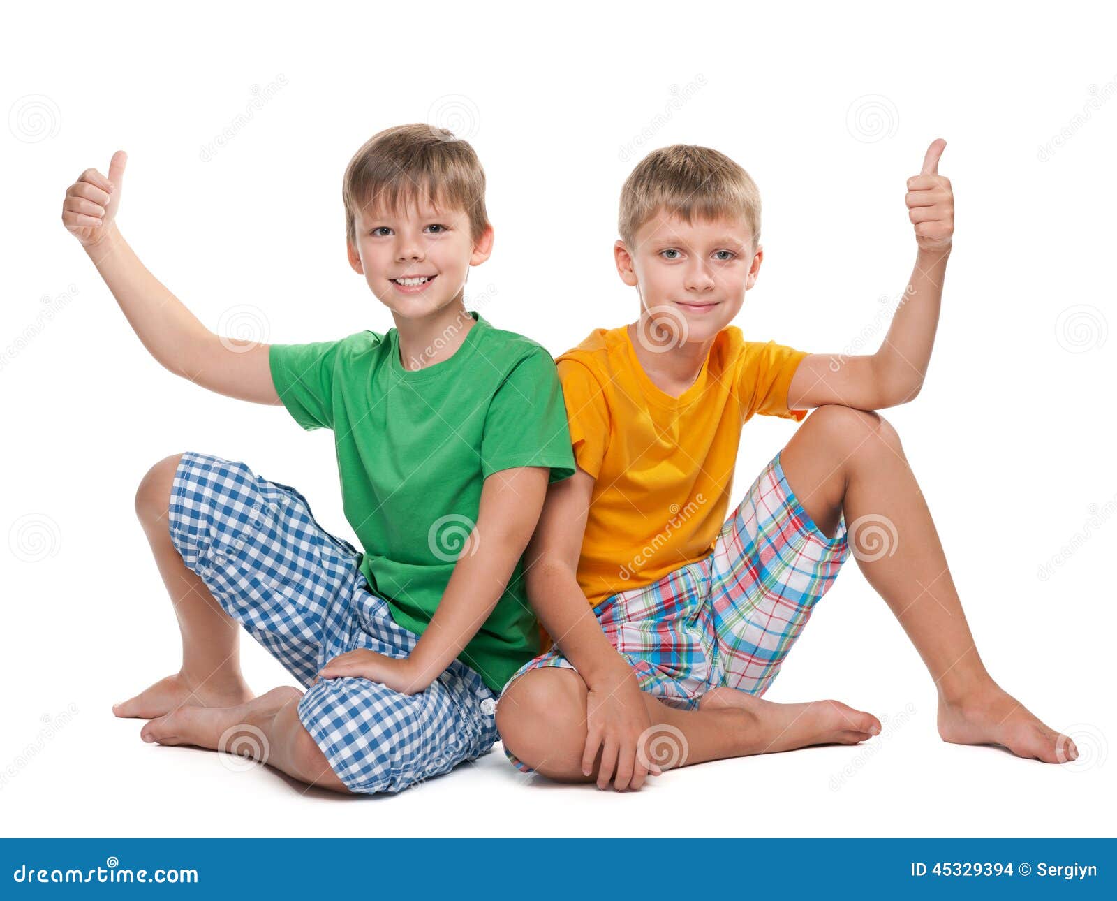 Twee blije jonge jongens stock foto. Image of kind, glimlach - 45329394