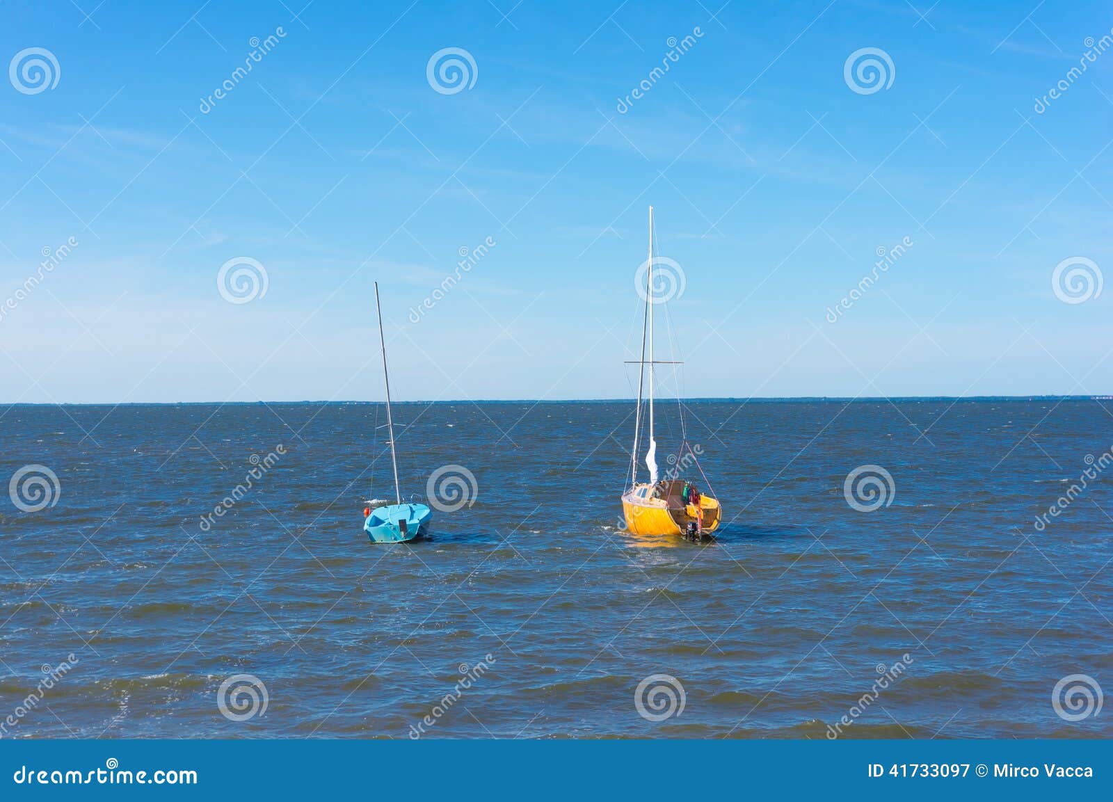 Twee Boten stock afbeelding. Image of mest, horizon, vervoer - 41733097