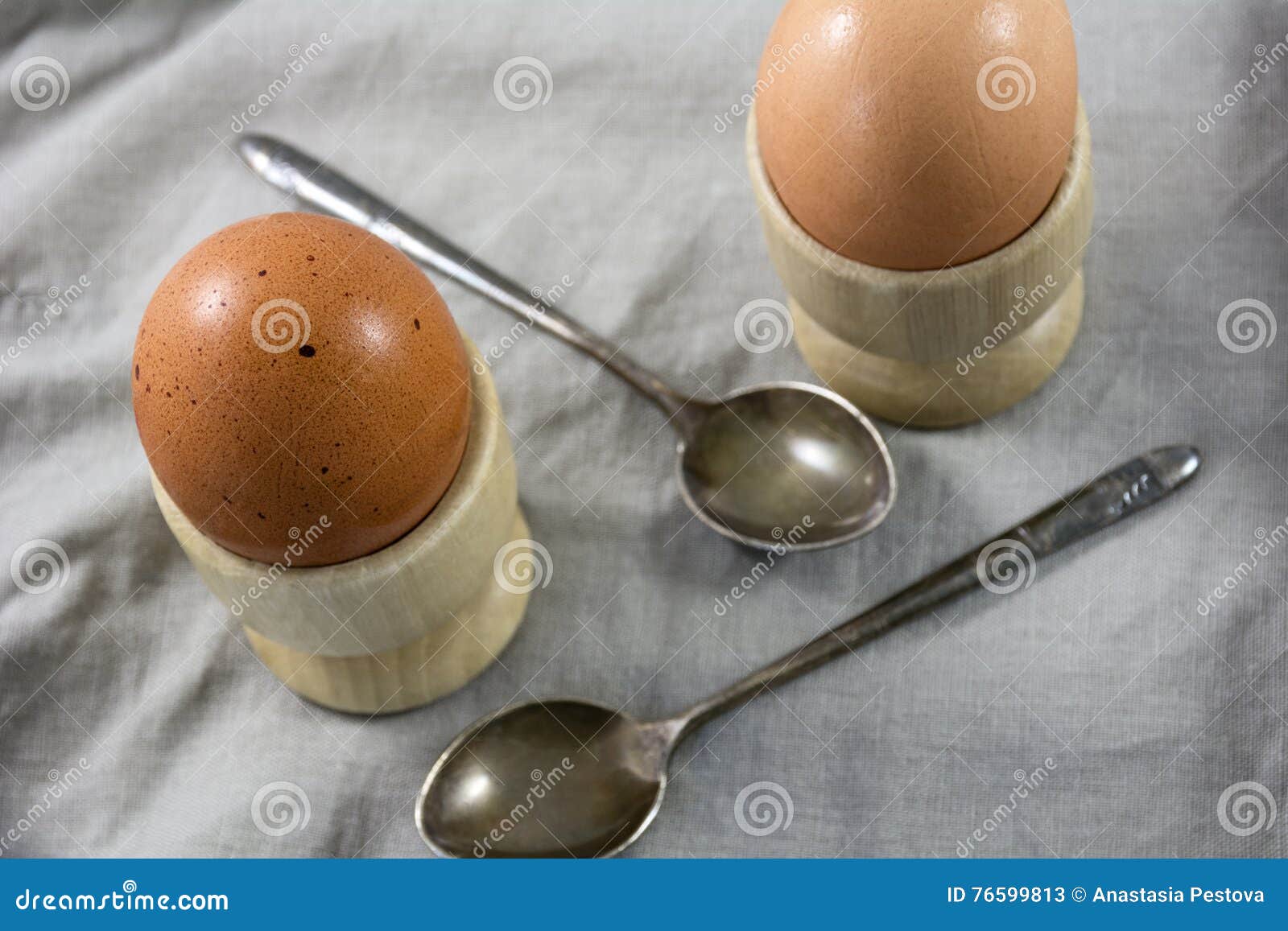 Twee Eieren in Eierdopjes Met Lepels Stock Afbeelding - Image of linnen ...