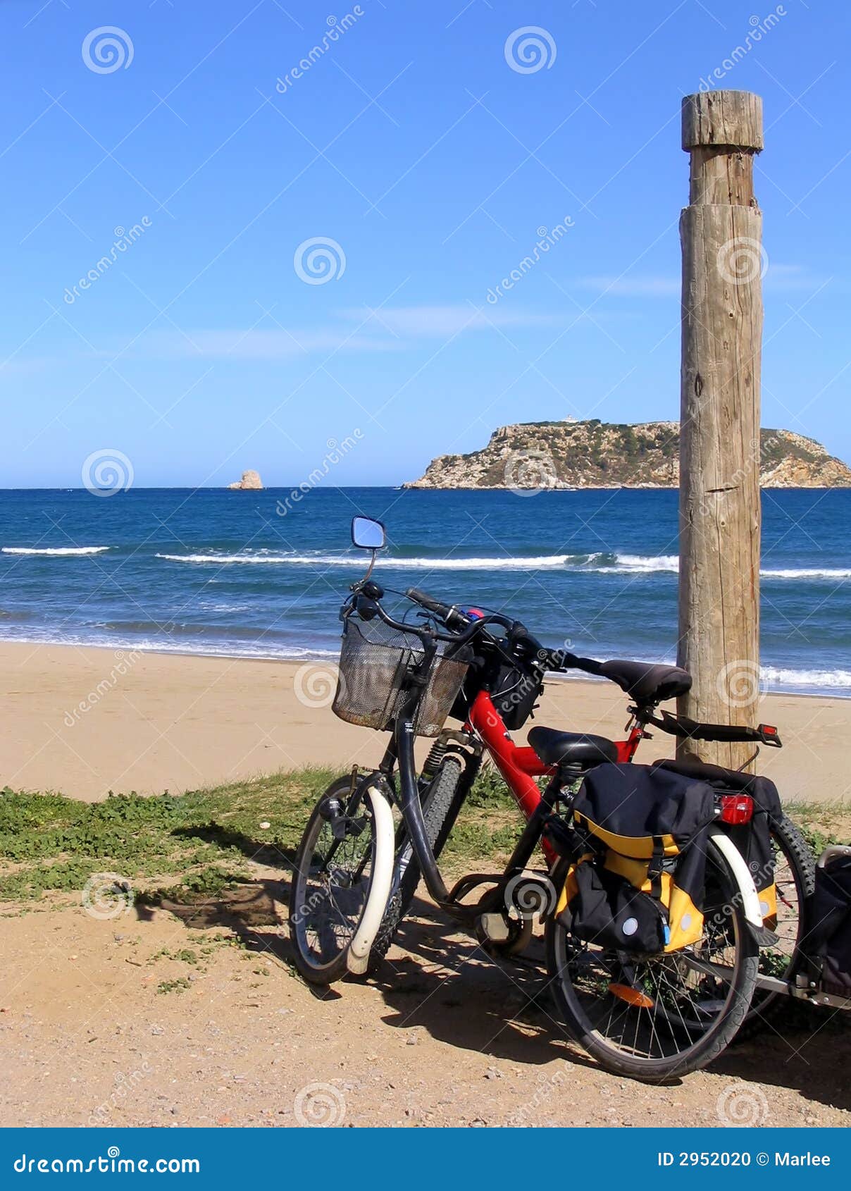 Twee fietsen op het strand stock foto. Image of bestemming - 2952020