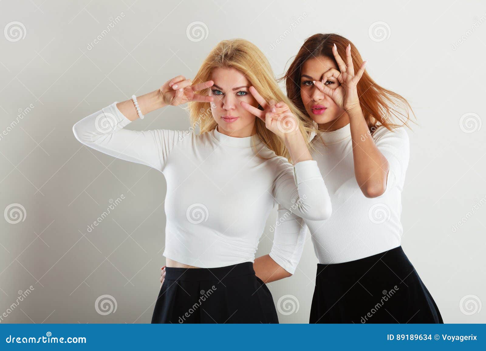 Twee Gekke Meisjes Die Samen Spelen Rond Stock Foto Image Of Speels