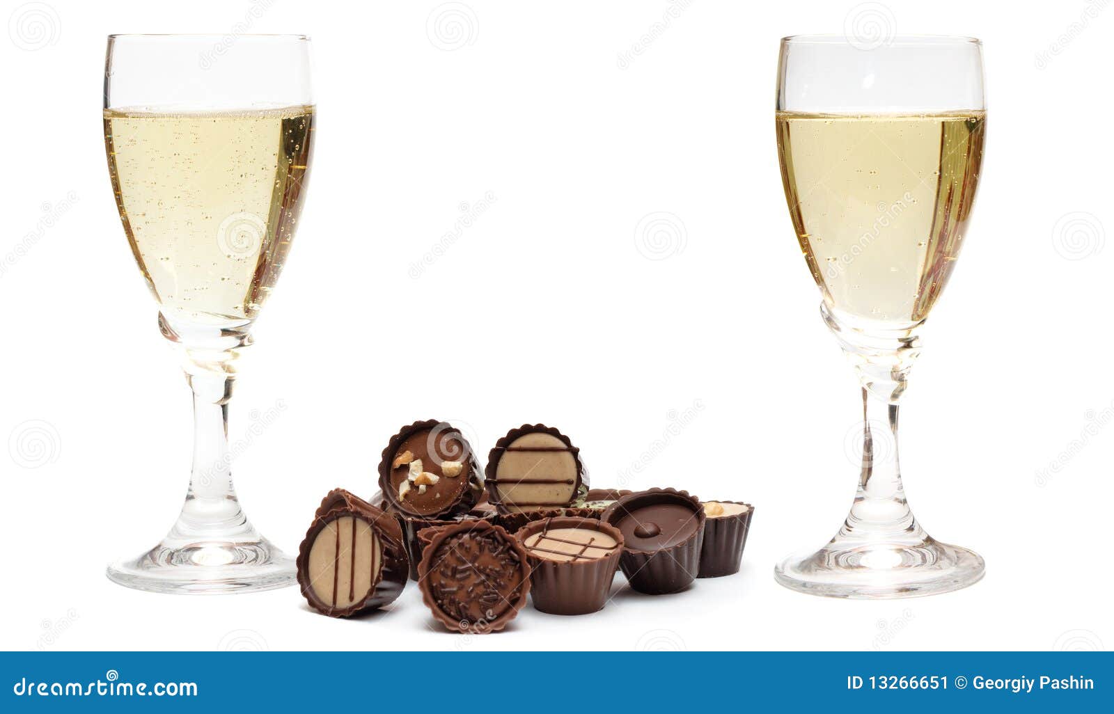 Twee Glazen Van Champagne En Chocolade Stock Afbeelding - Image of ...