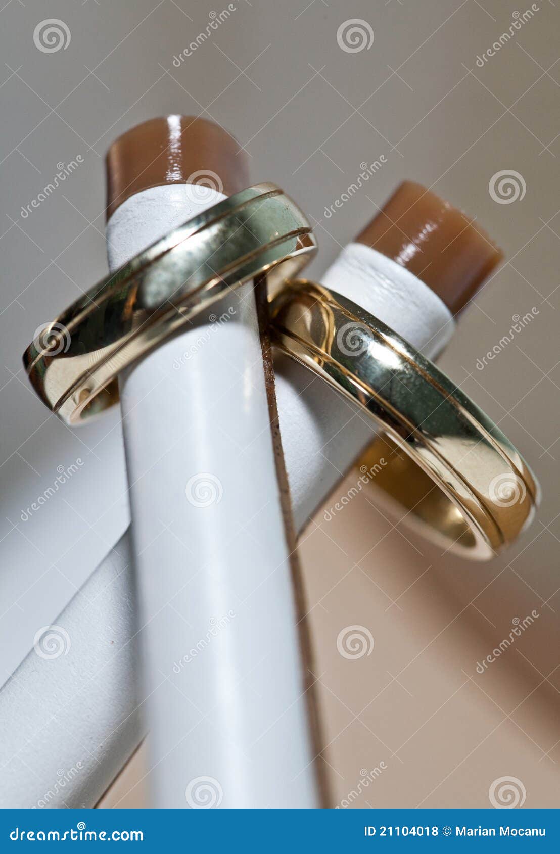 Twee gouden ringen stock foto. Image of lied, huwelijk - 21104018