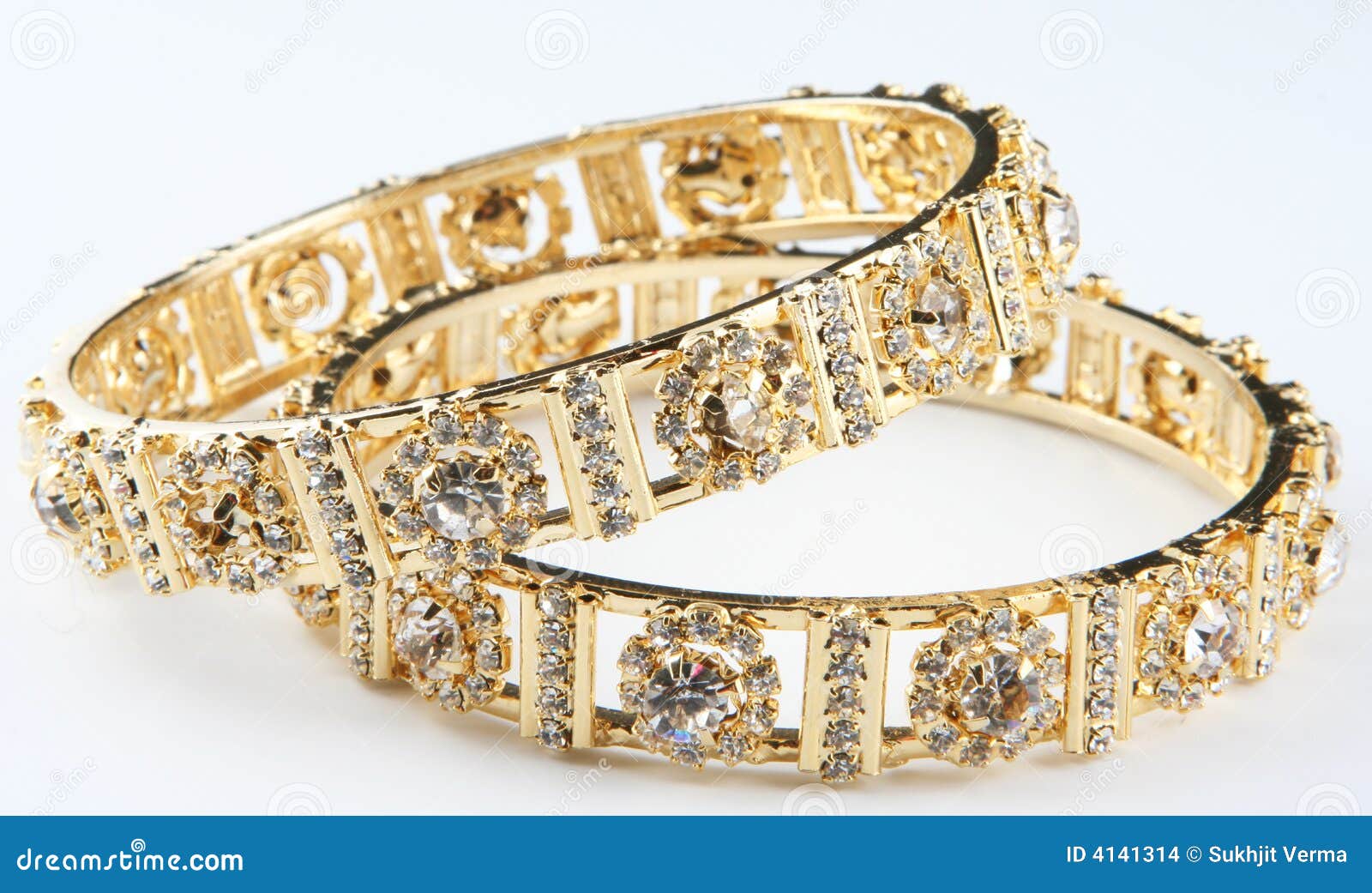 Twee gouden ringen stock foto. Image of kostbaar, versiering - 4141314