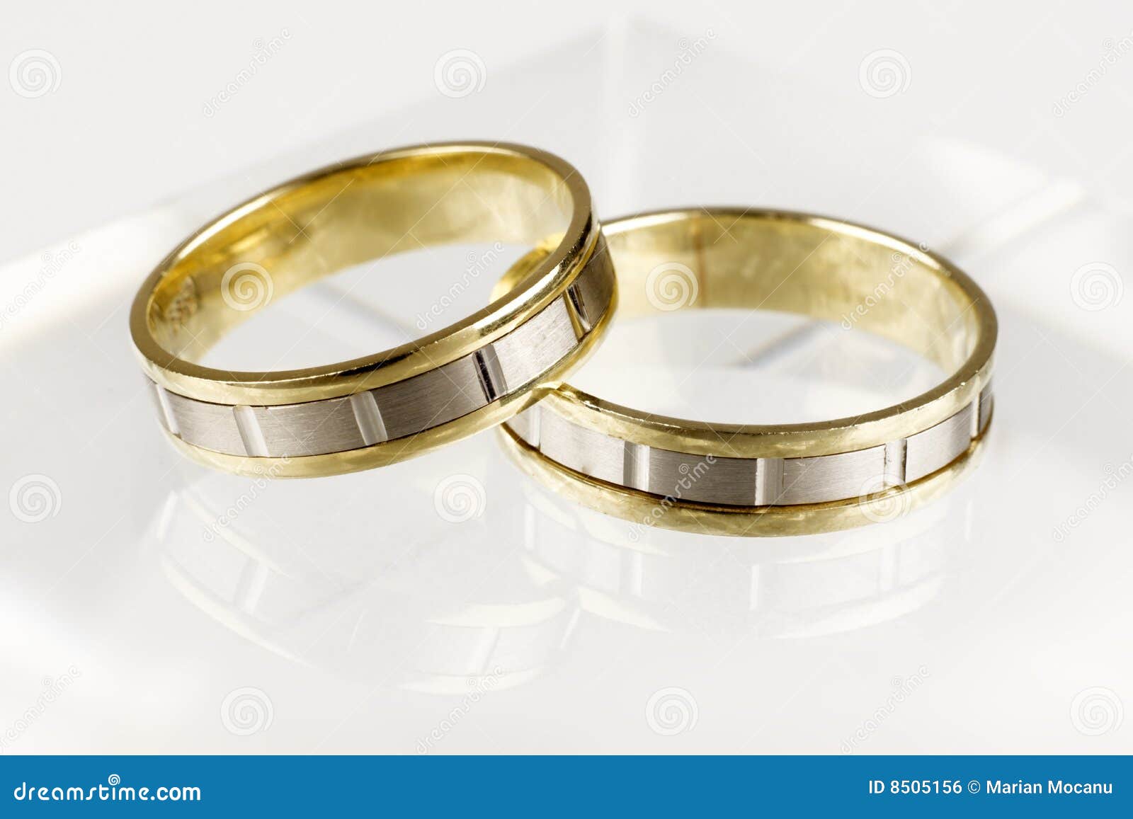 Twee gouden ringen stock foto. Image of sluit, verplichting - 8505156