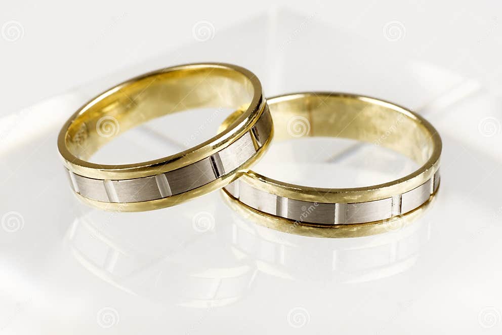 Twee gouden ringen stock foto. Image of sluit, verplichting - 8505156