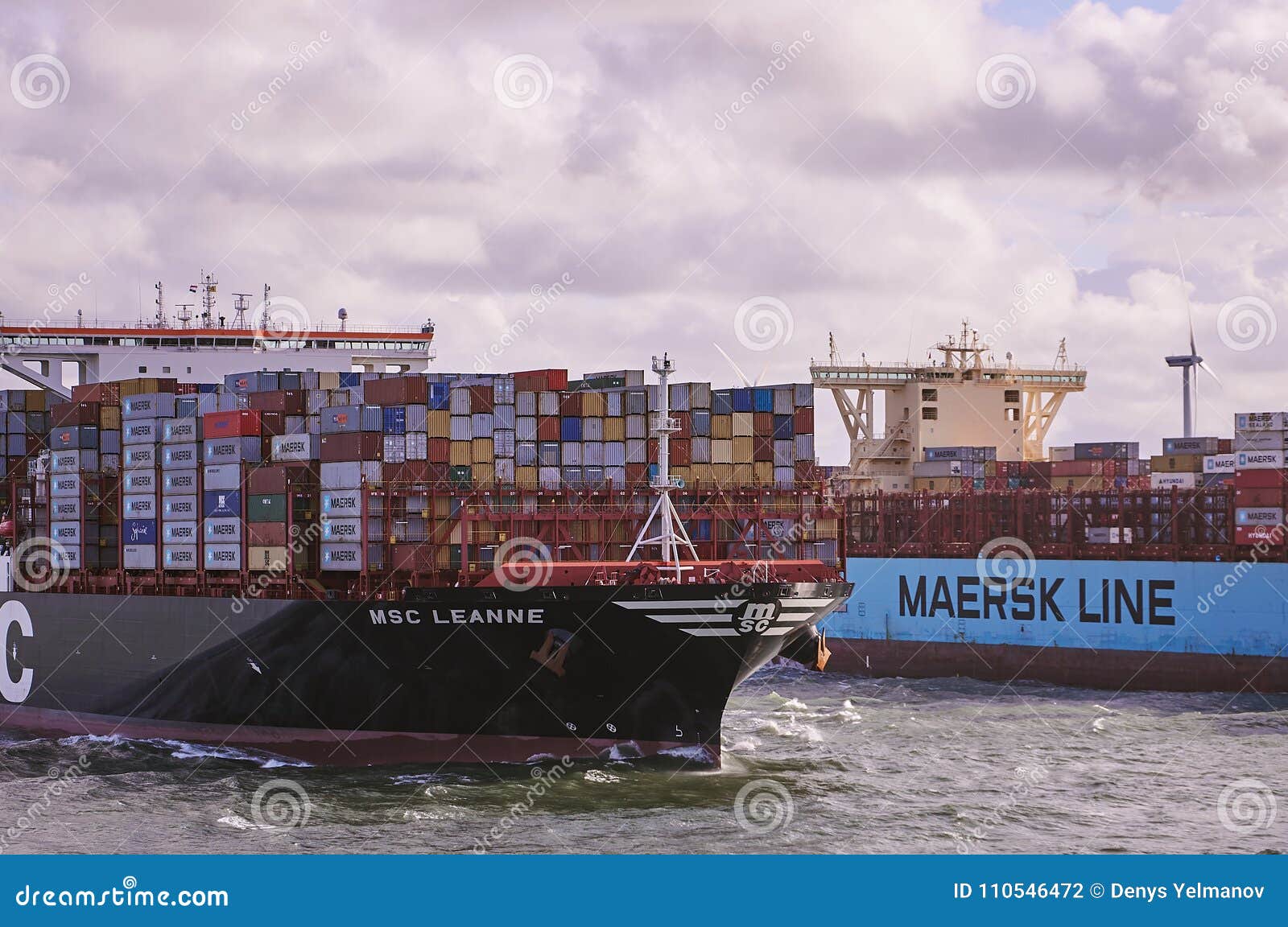 Twee Grote Containerschepen in Het Kanaal Van Rotterdam Redactionele ...