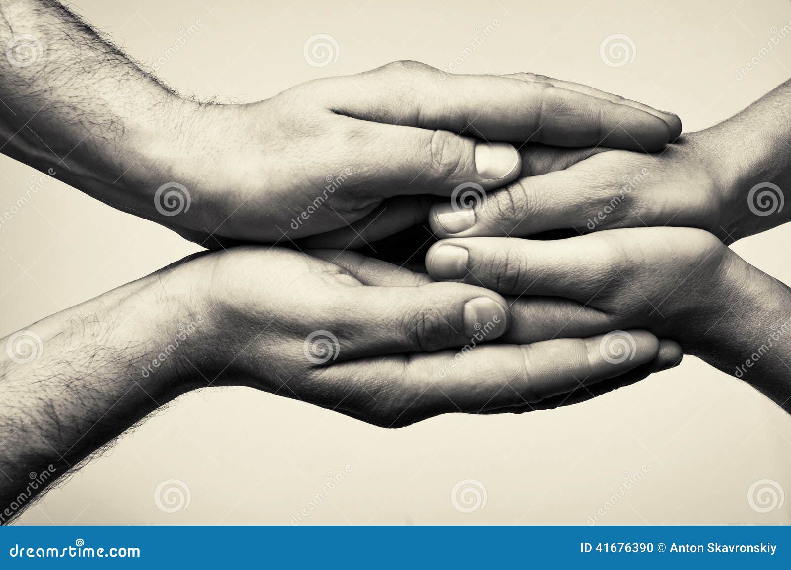 Twee Handen - Zorg Stock Foto - Afbeelding: 41676390