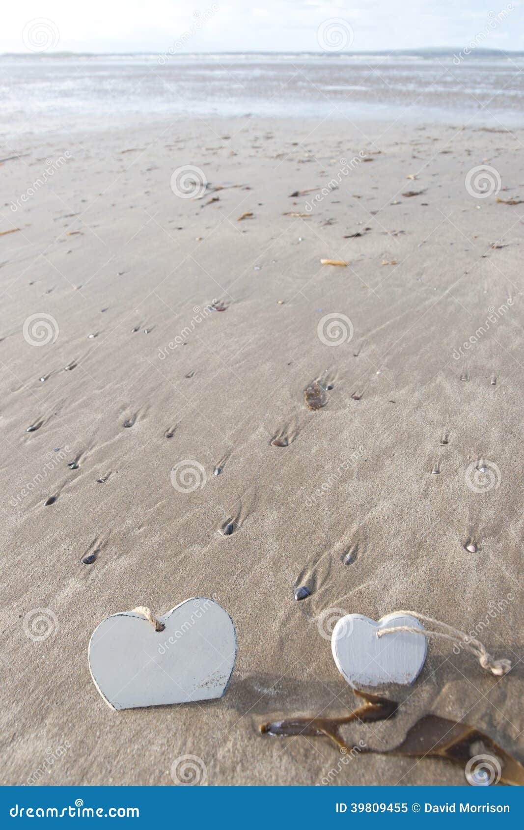 Twee Houten Liefdeharten in Het Zand Stock Afbeelding - Image of strand ...