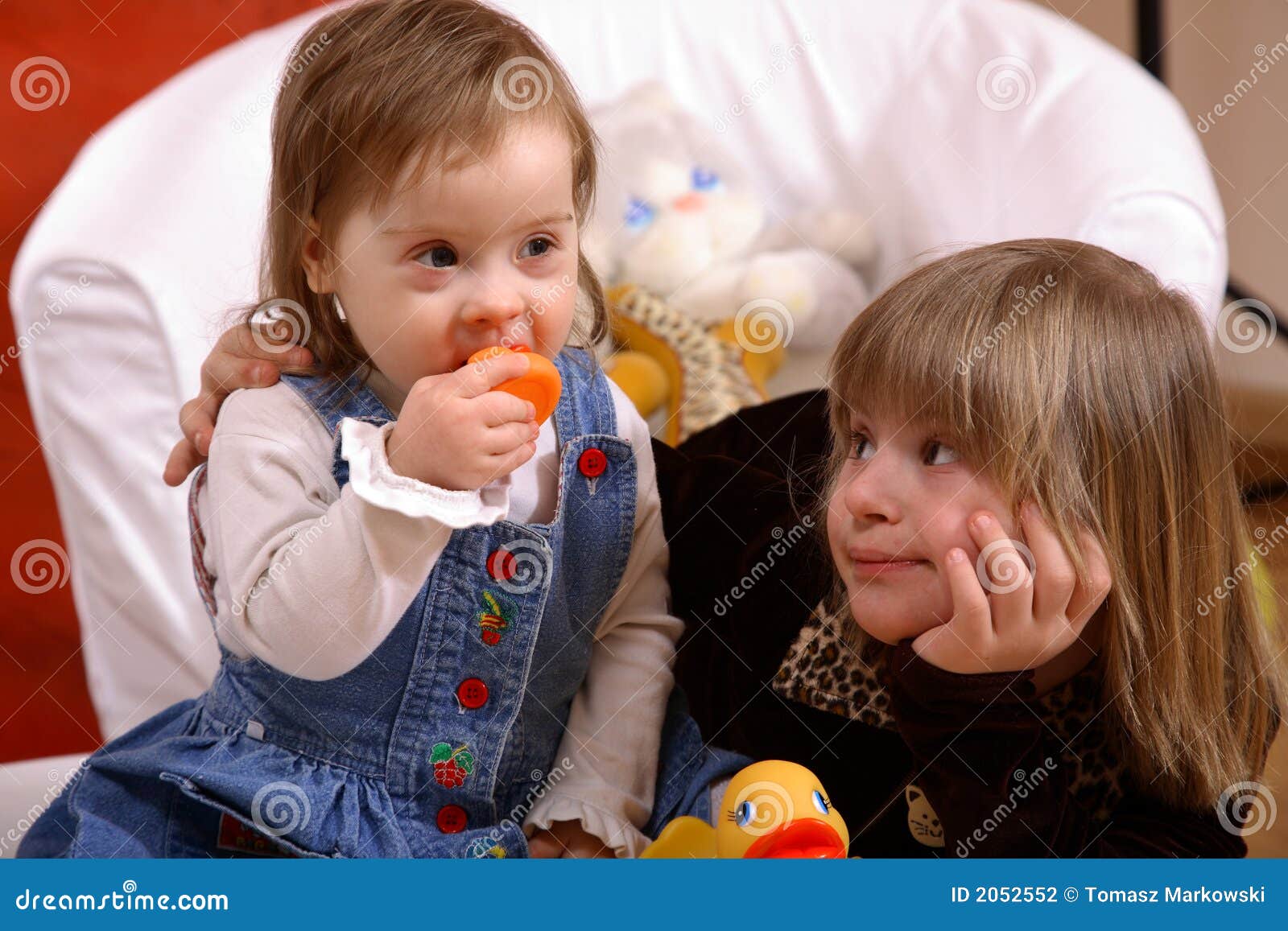 Twee Jonge Gehandicapte Meisjes Stock Foto - Image of verslaat, vrij ...