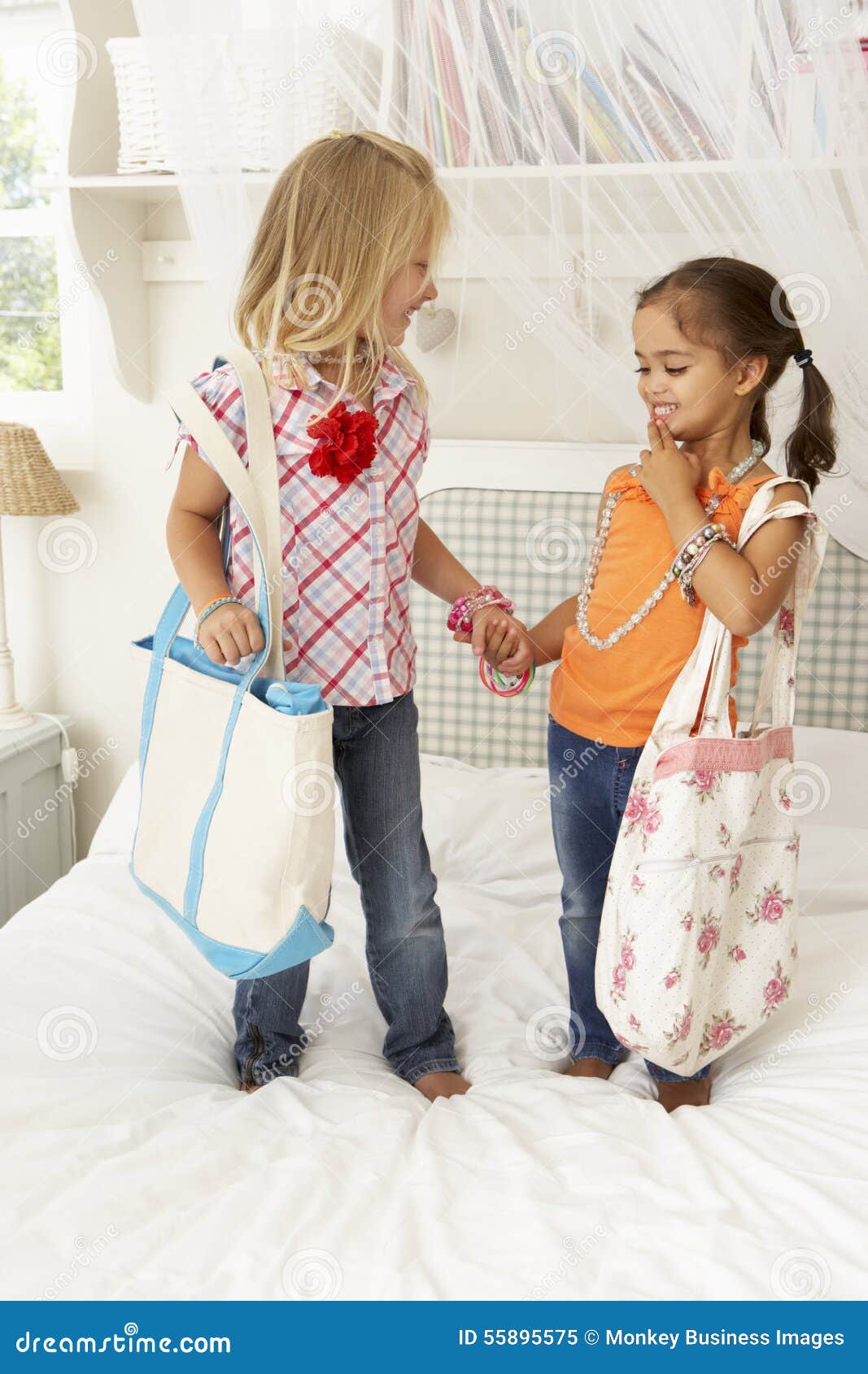Twee Jonge Meisjes Die Omhoog Zich Samen In Slaapkamer Kleden Stock