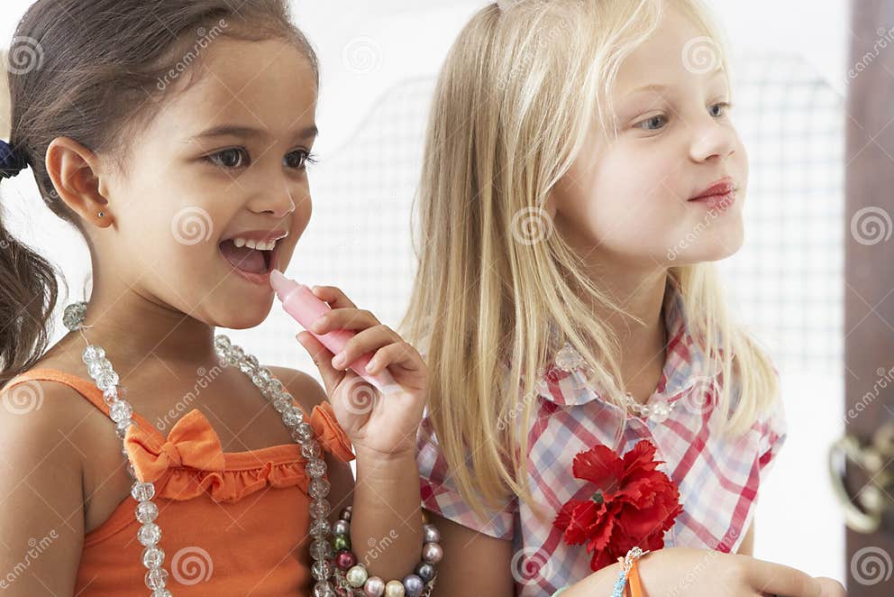 Twee Jonge Meisjes Die Zich Omhoog En Zetten Op Maken Samen Omhoog