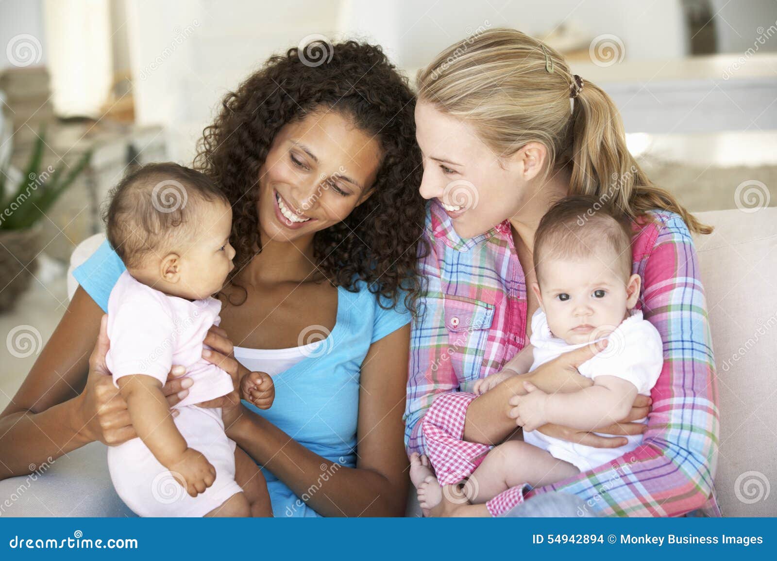 Twee Jonge Moeders Op Sofa at Home Stock Foto - Image of binnen, liefde ...