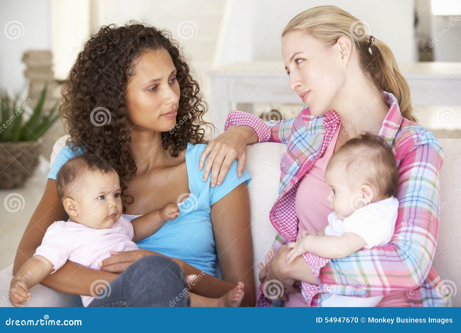Twee Jonge Moeders Op Sofa at Home Stock Foto - Image of wijfje ...