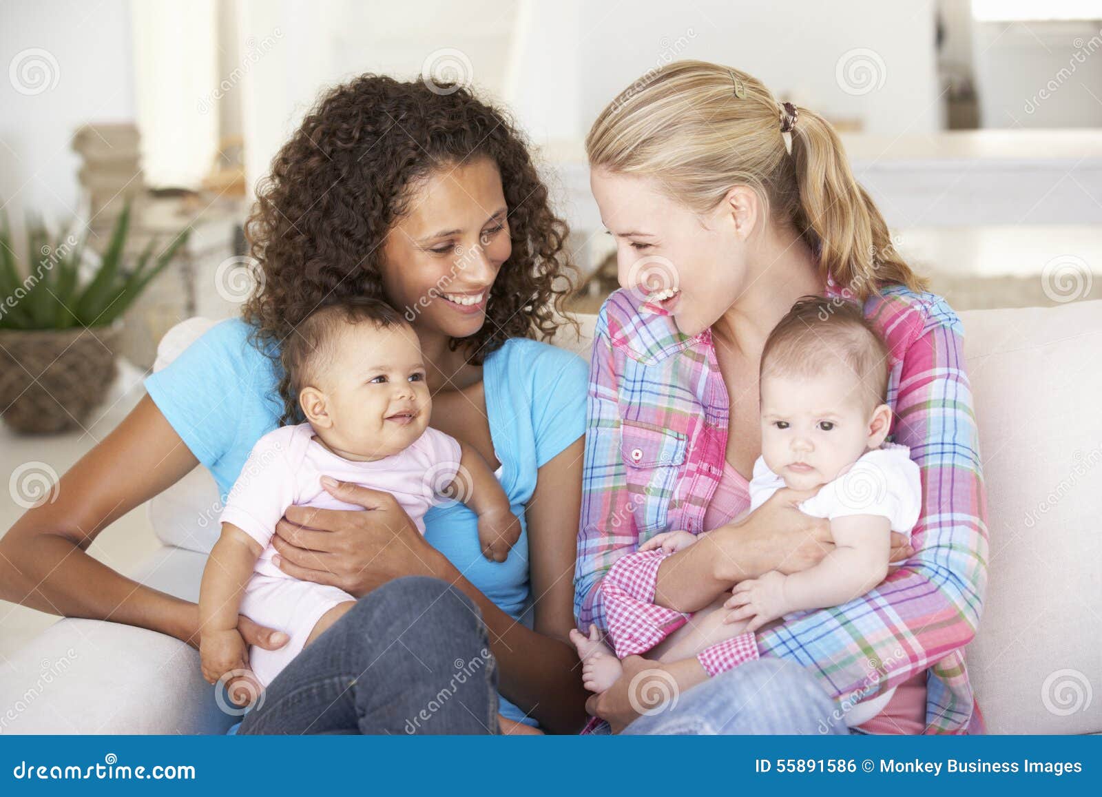 Twee Jonge Moeders Op Sofa at Home Stock Foto - Image of amerikaans ...