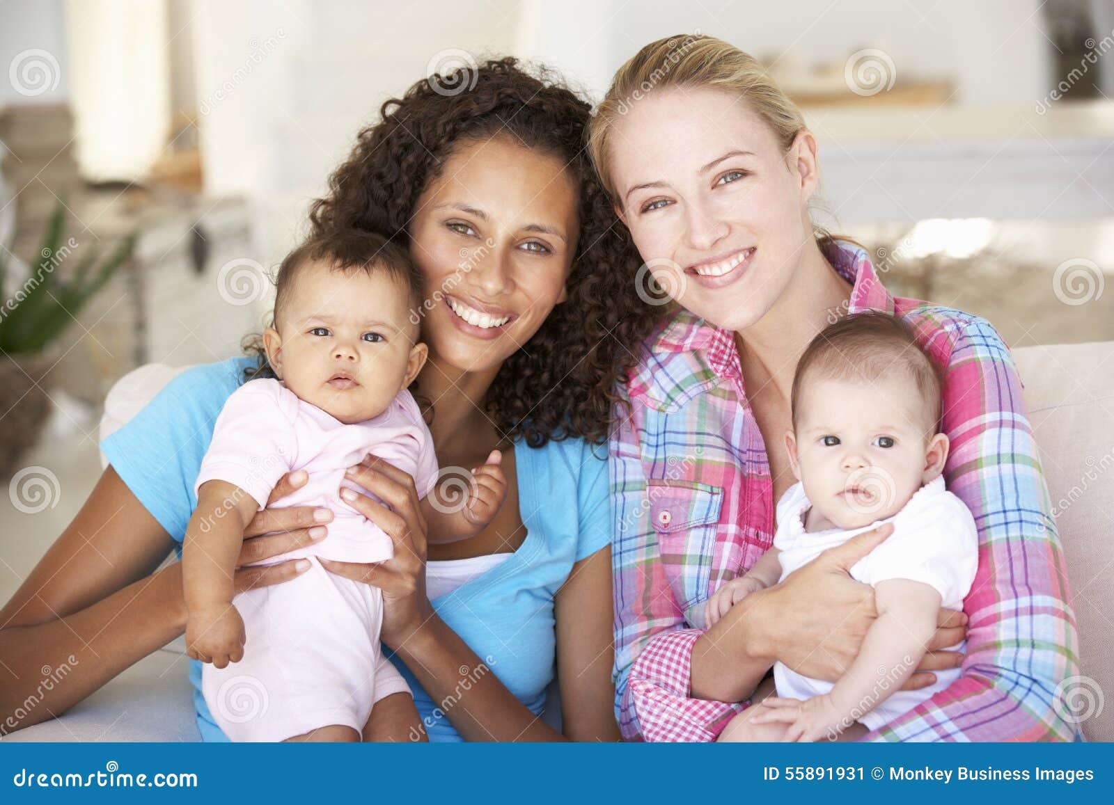 Twee Jonge Moeders Op Sofa at Home Stock Afbeelding - Image of ...