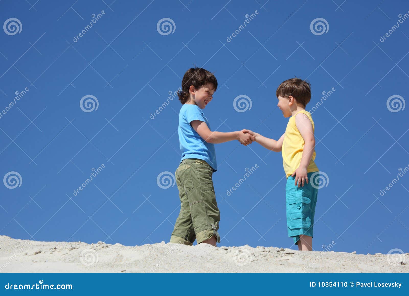 Twee Jongens Begroeten Op Zand Stock Foto - Image of mensen, buiten ...