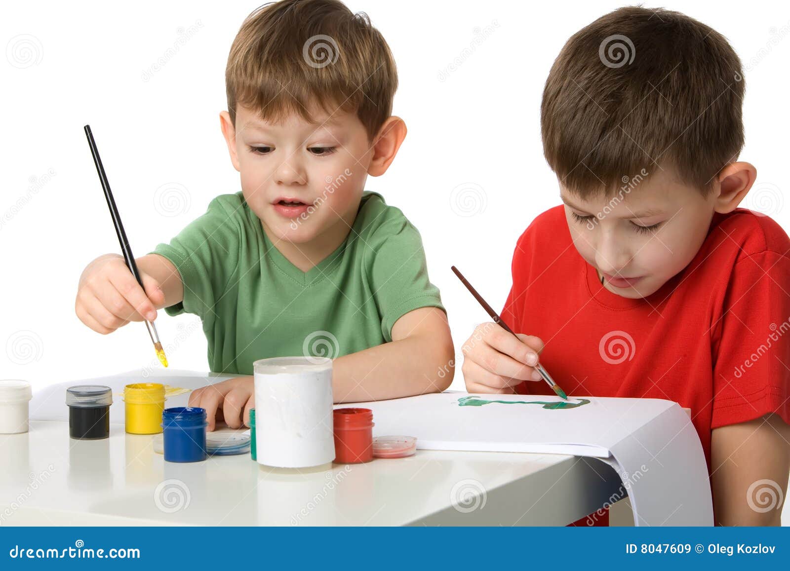 Twee jongens trekken stock afbeelding. Image of blij, geluk - 8047609