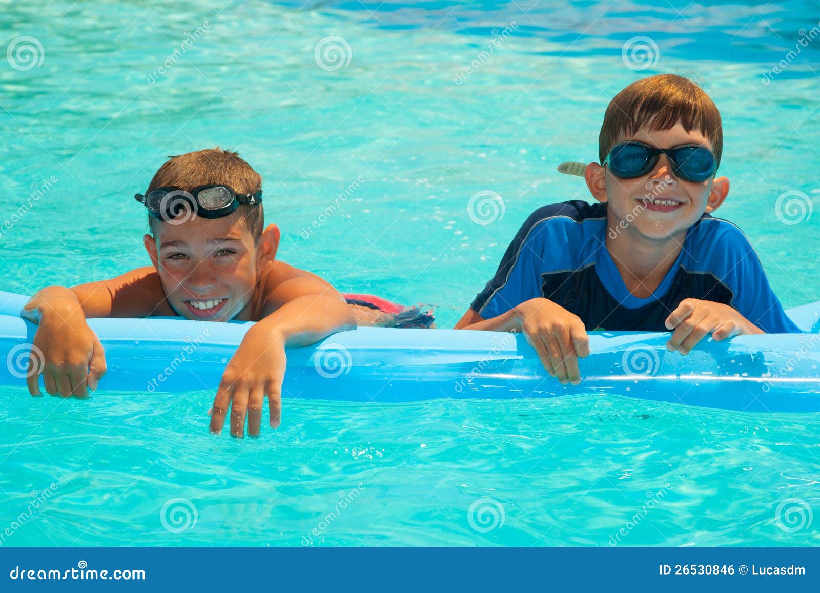 Twee jongens in zwembad 1 stock foto. Image of lach, zwembroek - 26530846