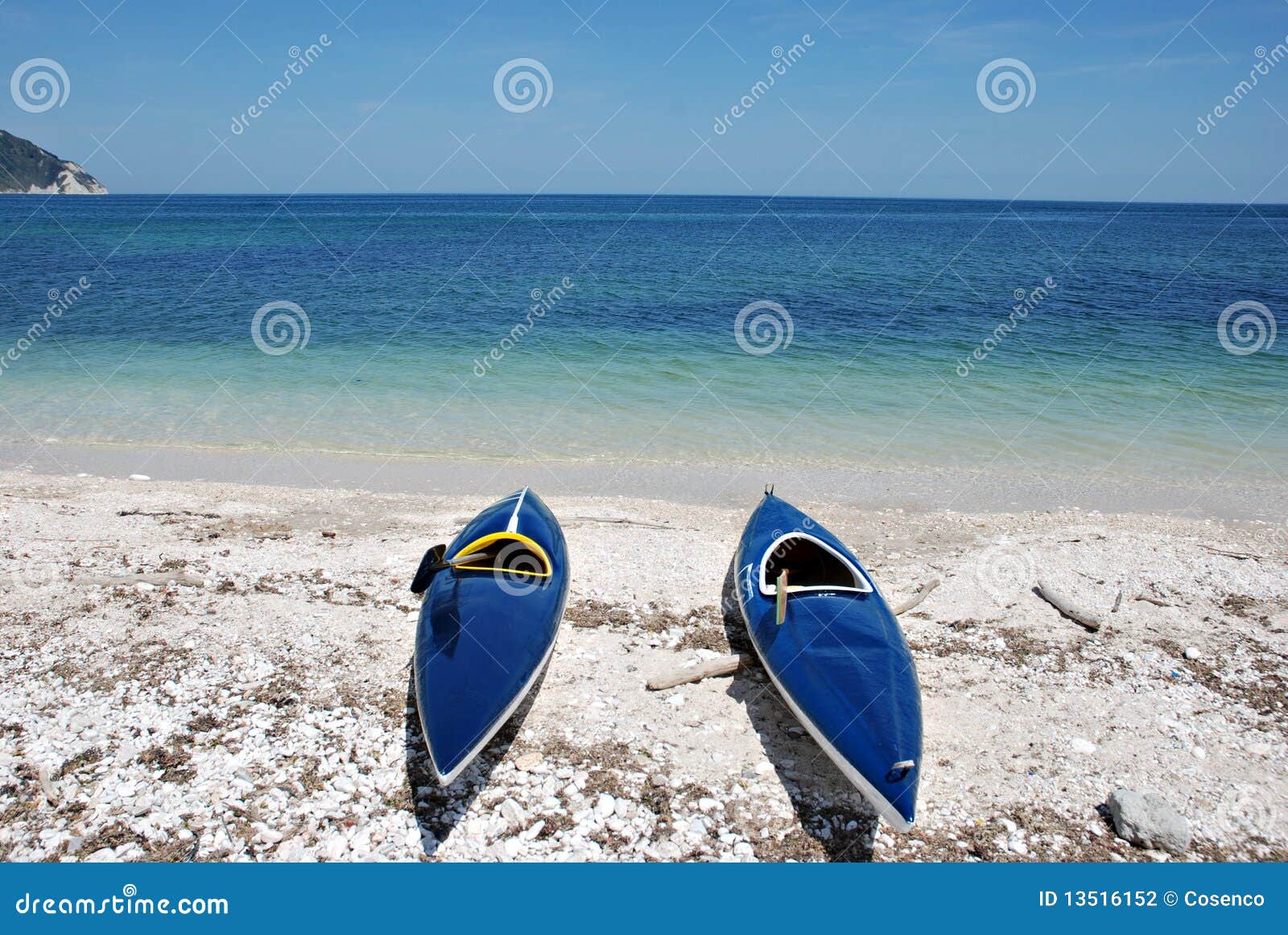 Twee Kajaks Die Op Het Strand Liggen Stock Foto - Image of liefde ...