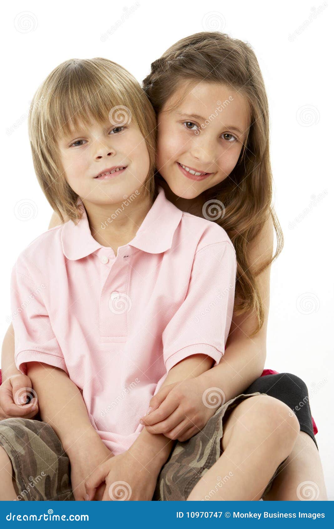 Twee Kinderen Die Met Elkaar in Studio Zitten Stock Afbeelding - Image ...