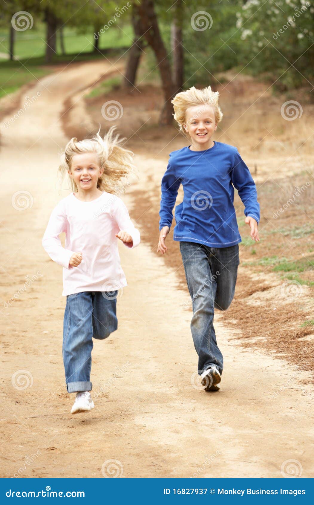 Twee Kinderen Die in Park Lopen Stock Afbeelding - Image of buiten ...