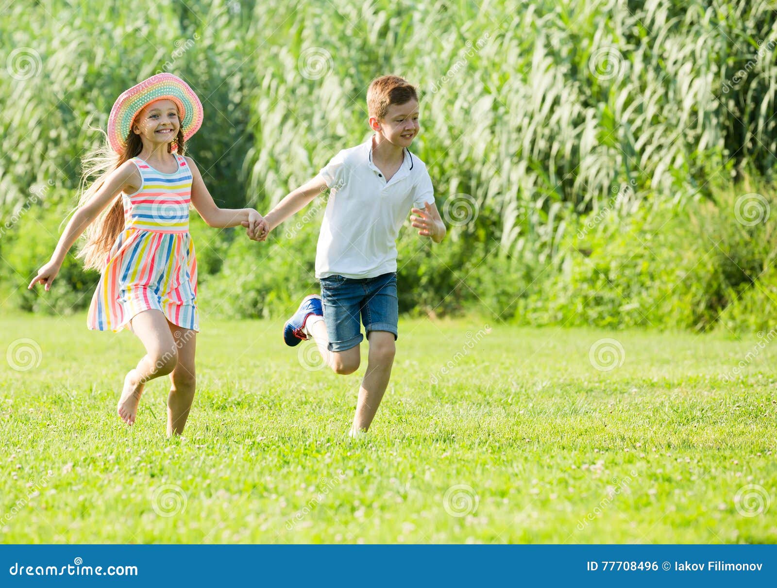 Twee Kinderen Die in Park Lopen Stock Foto - Image of vreugde, mannetje ...