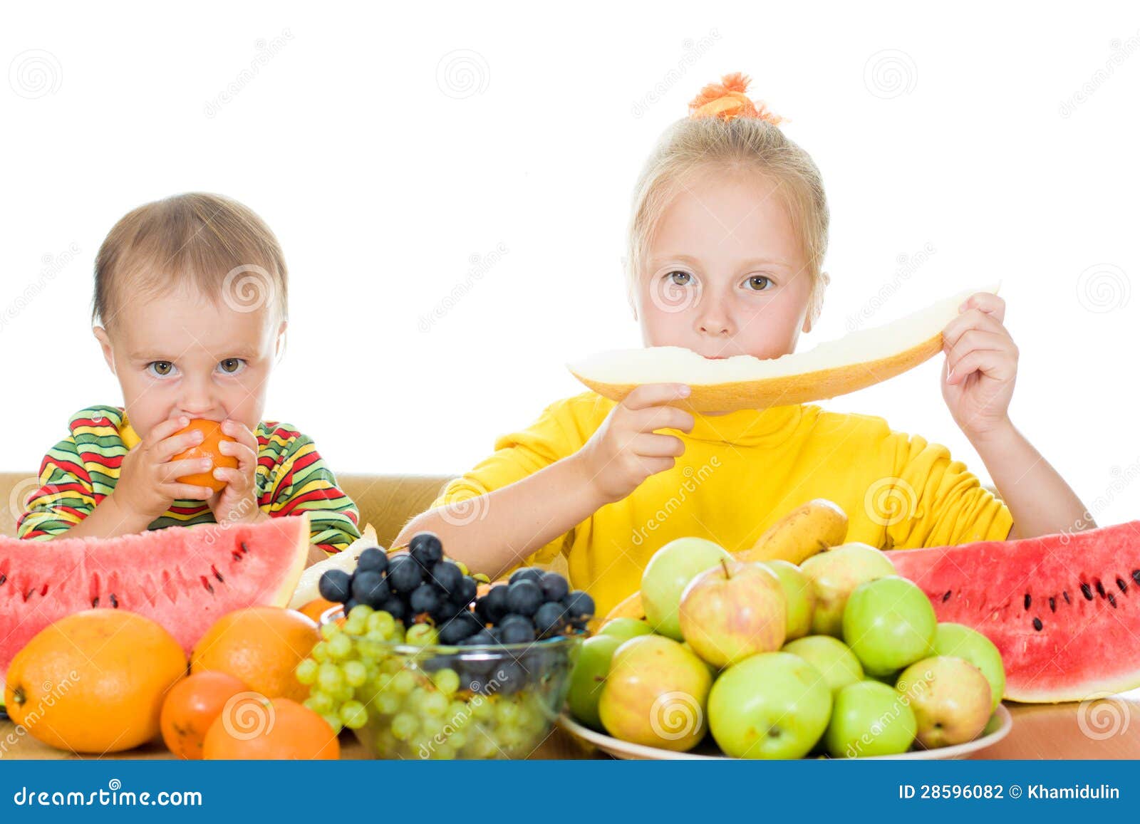 Twee Kinderen Eten Fruit Bij Een Lijst Stock Foto - Image of kaukasisch ...