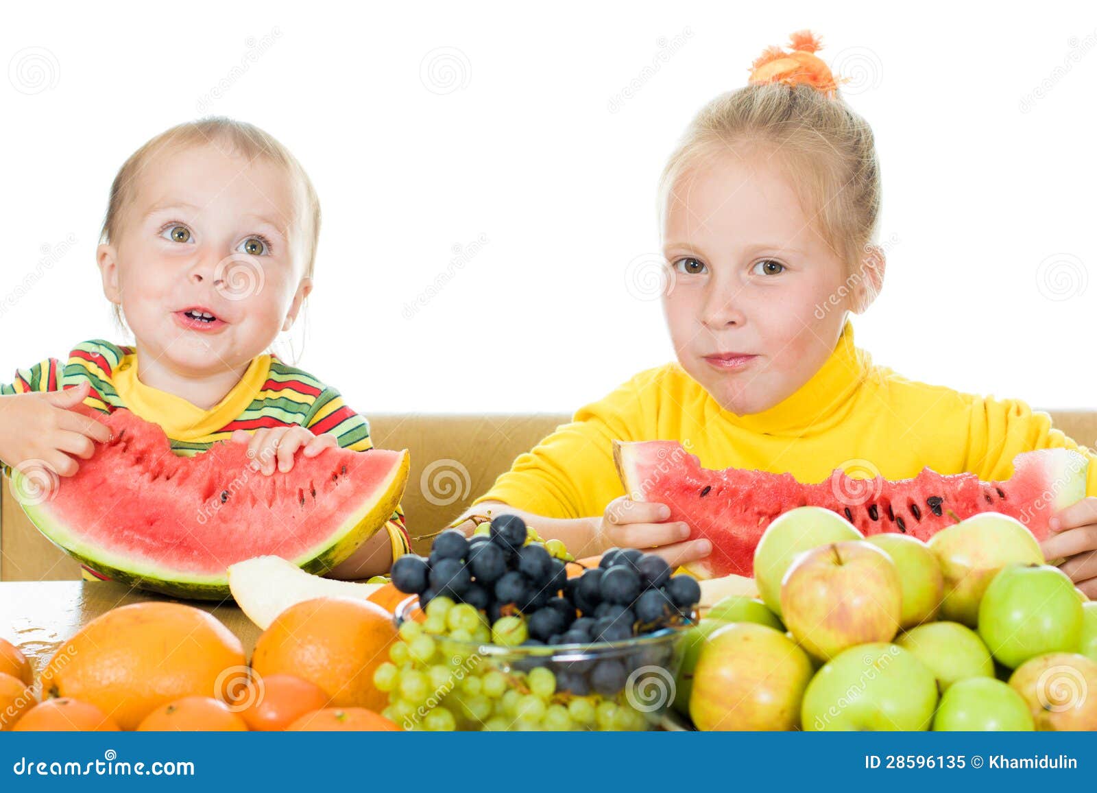 Twee Kinderen Eten Fruit Bij Een Lijst Stock Afbeelding - Image of ...
