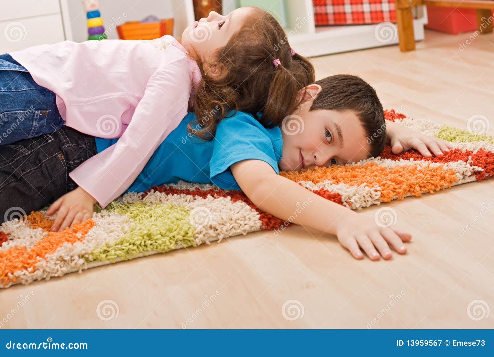 Twee kinderen het rusten stock afbeelding. Image of meisje - 13959567