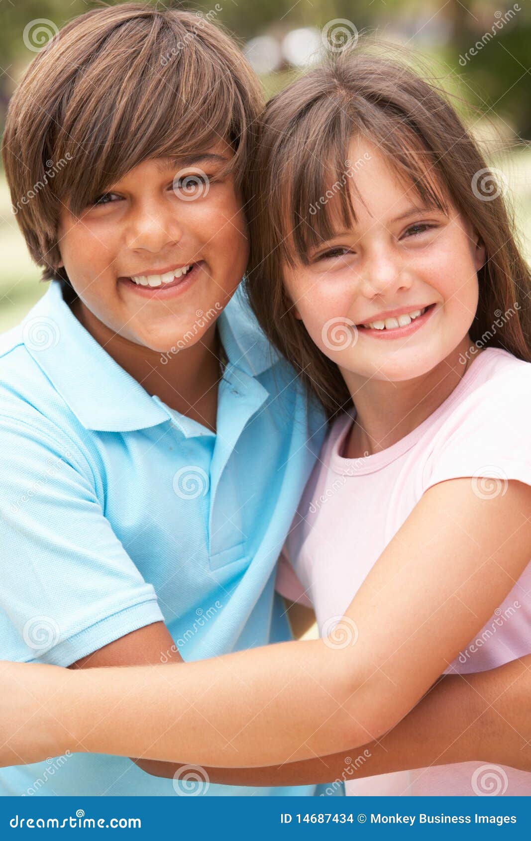 Twee Kinderen in Park Dat Elkaar Geeft Koesteren Stock Foto - Image of ...