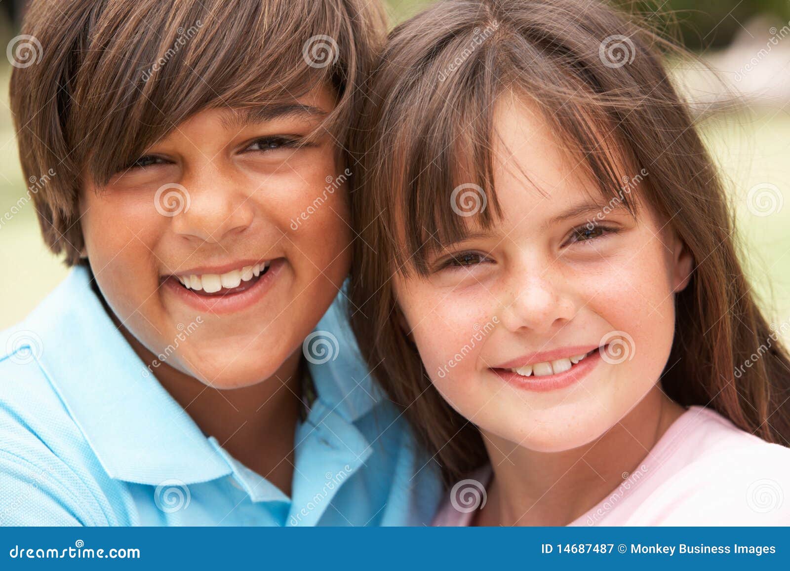 Twee Kinderen in Park Dat Elkaar Geeft Koesteren Stock Afbeelding ...