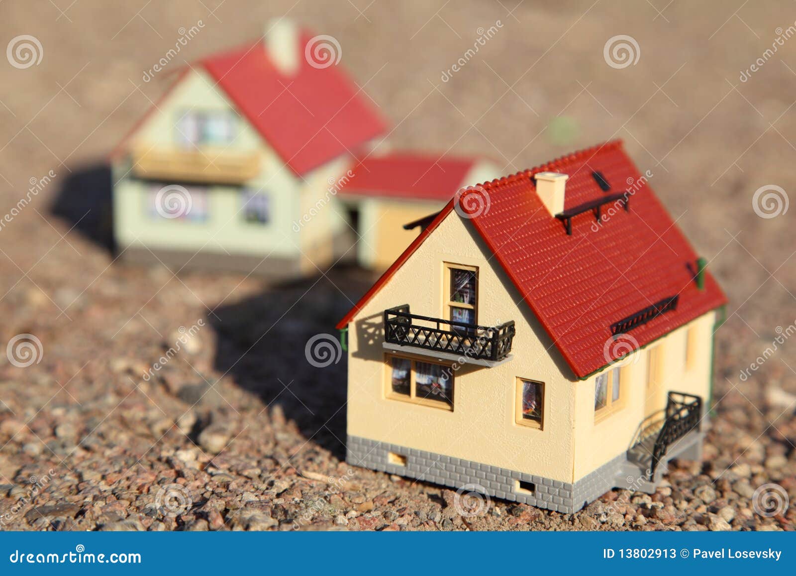 Twee Kleine Modellen Van Huizen. Stock Afbeelding - Image of wendy ...