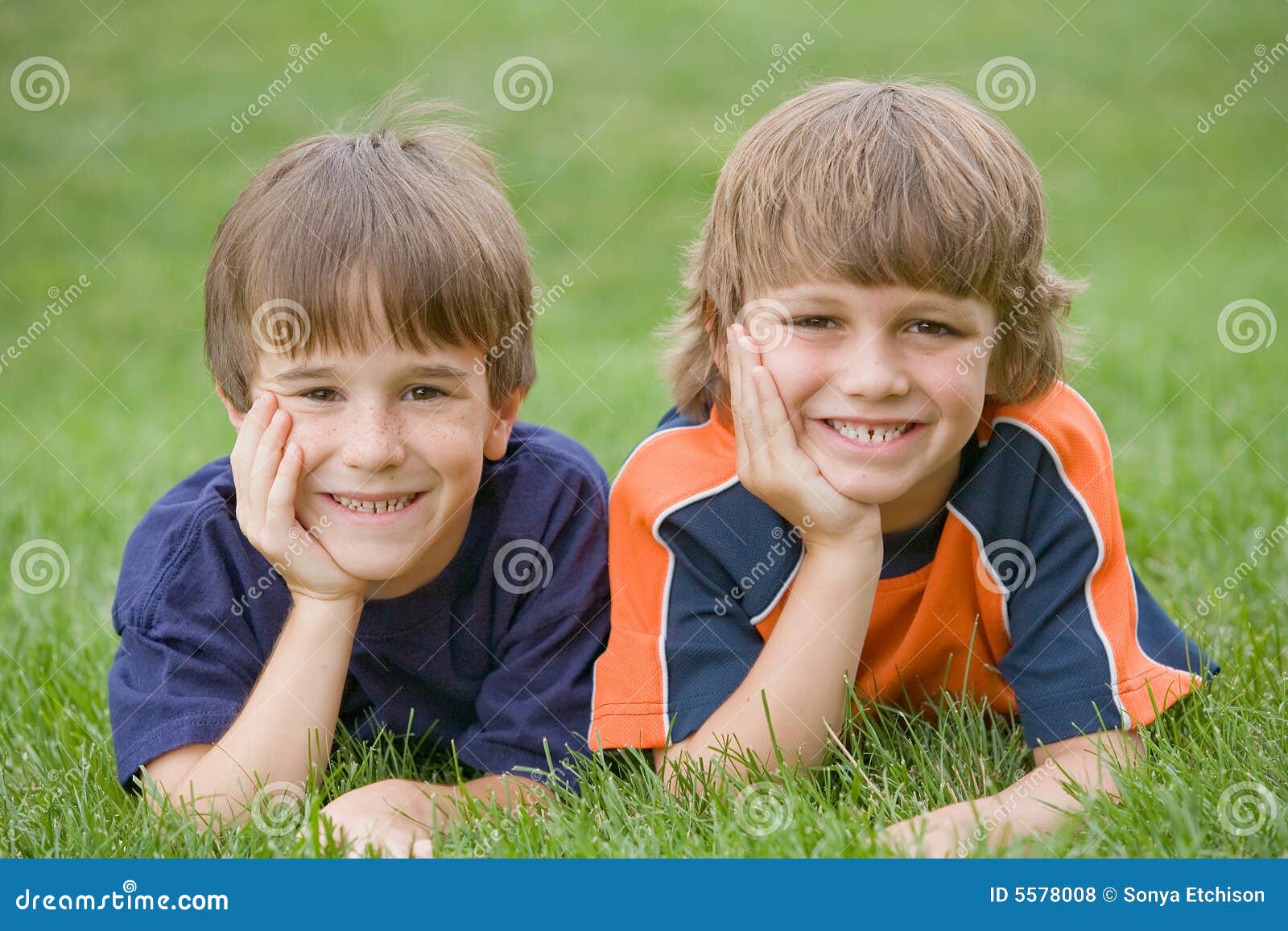 Twee Kleine Vrienden stock foto. Image of leven, gras - 5578008