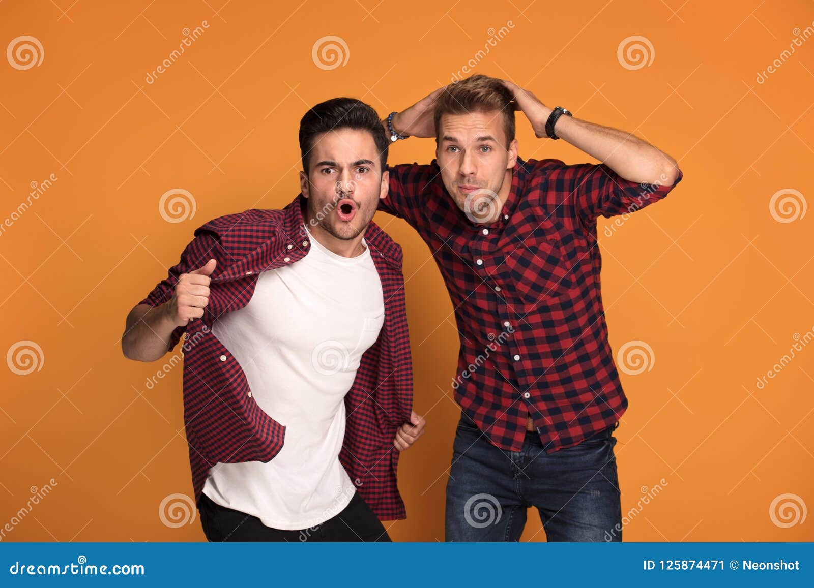 Twee Knappe Mensen Die Pret Hebben Bij Studio Stock Afbeelding - Image ...