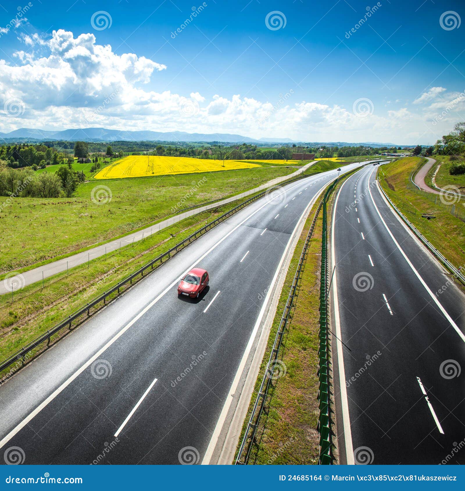 Twee lijn, brede weg stock foto. Image of excursie, steeg - 24685164