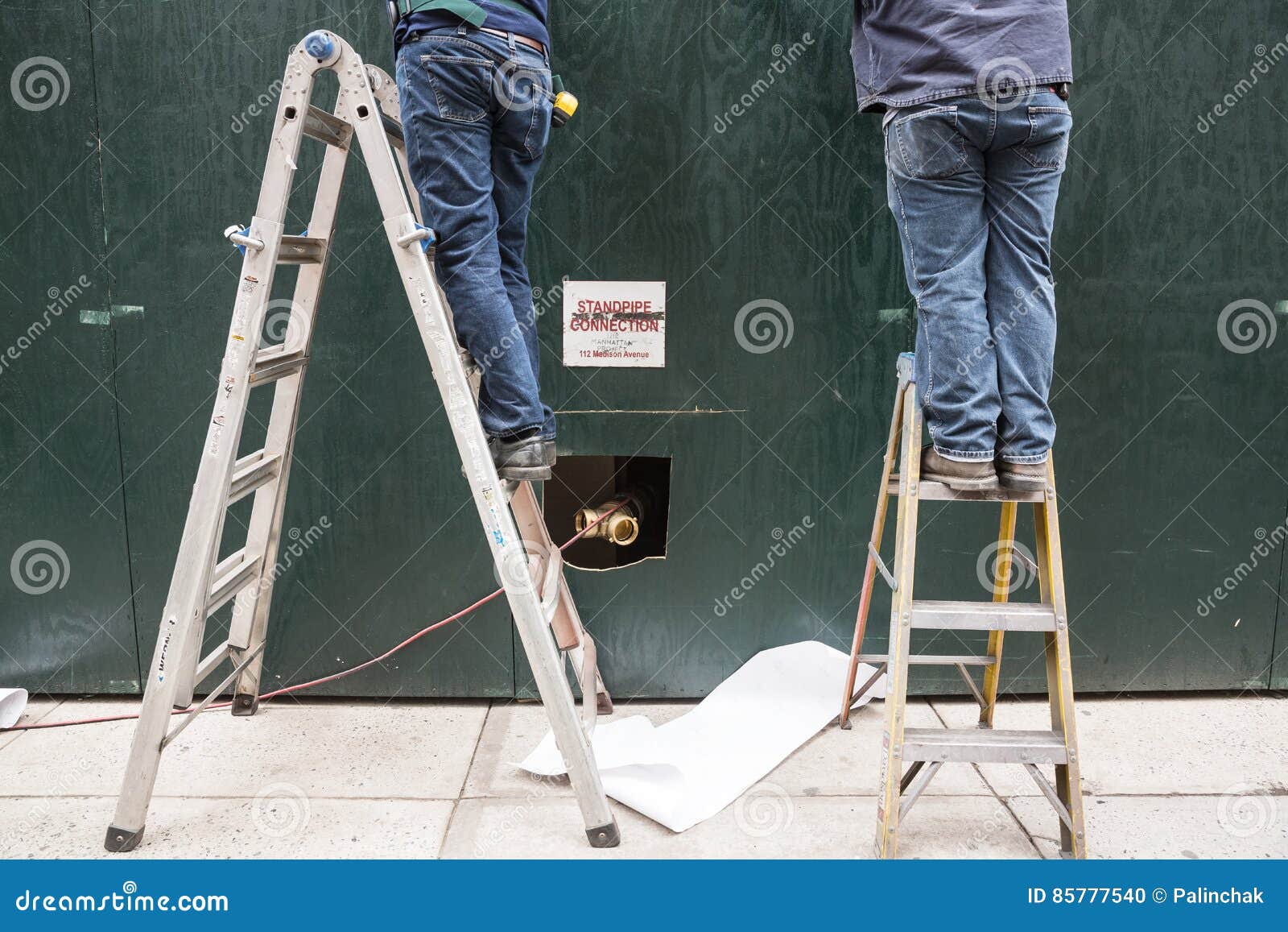 Twee Manusjes Van Alles Op Ladders Redactionele Afbeelding - Image of ...