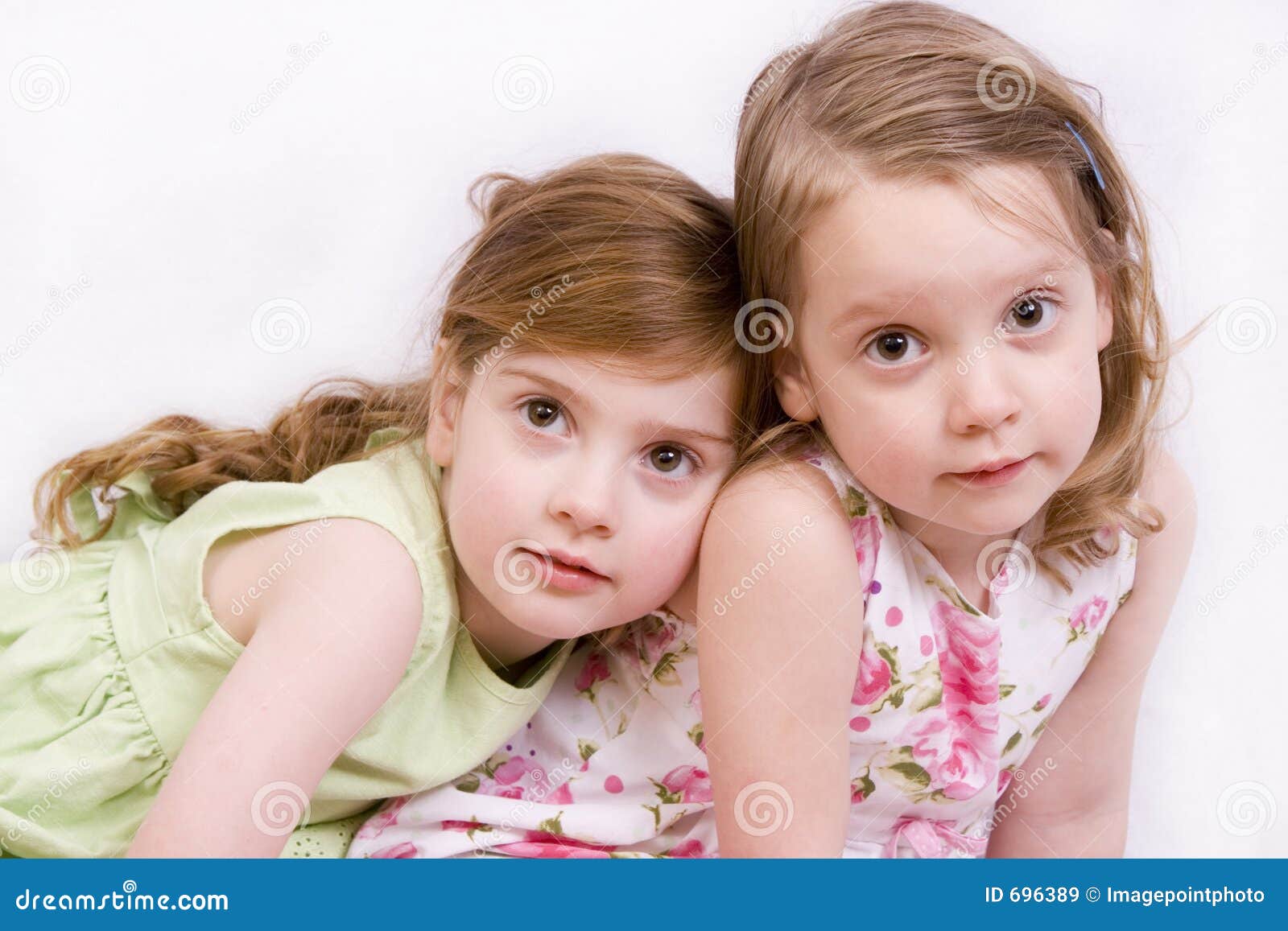 Twee meisjes stock afbeelding. Image of kleding, spelen - 696389