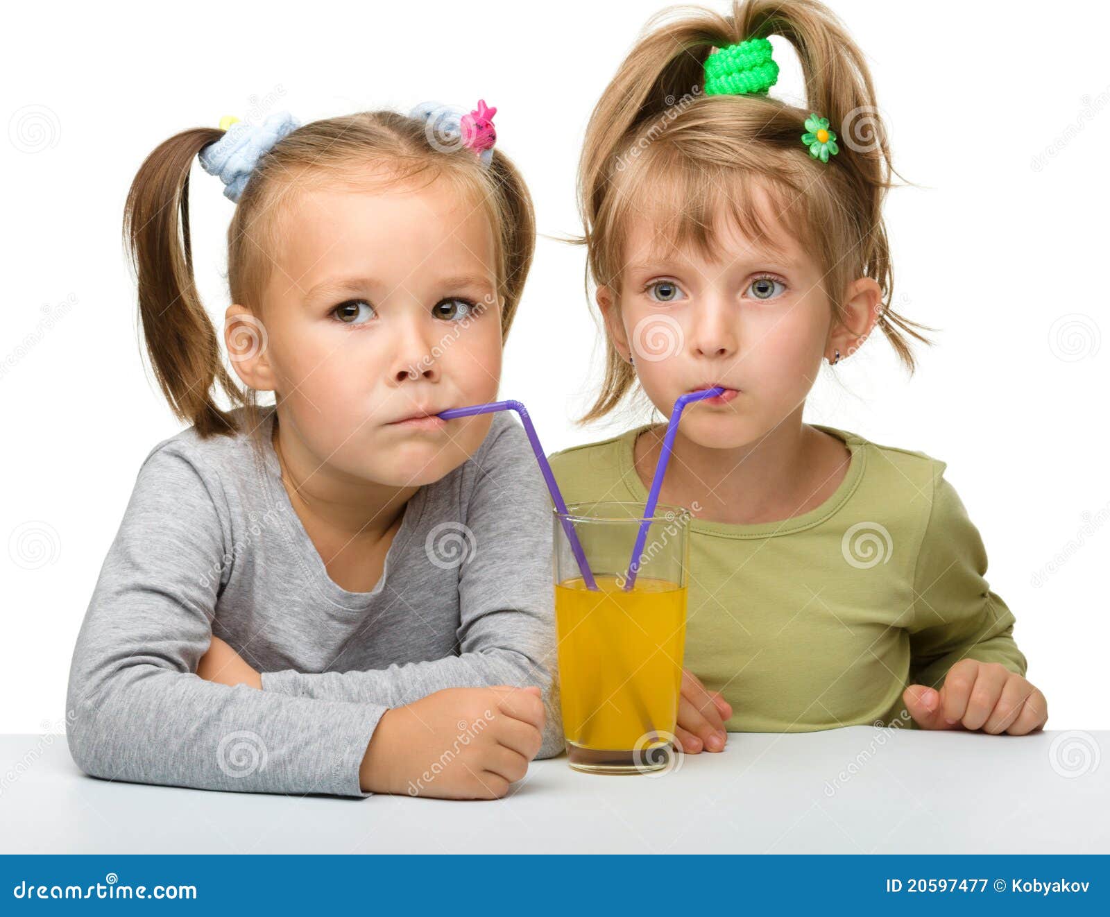 Twee Meisjes Drinken Jus D'orange Stock Afbeelding - Image of ...