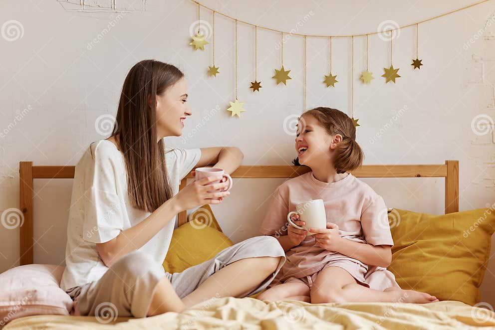 Twee Meisjes Juichen Oudere En Jongere Zusjes Die Thee Drinken En