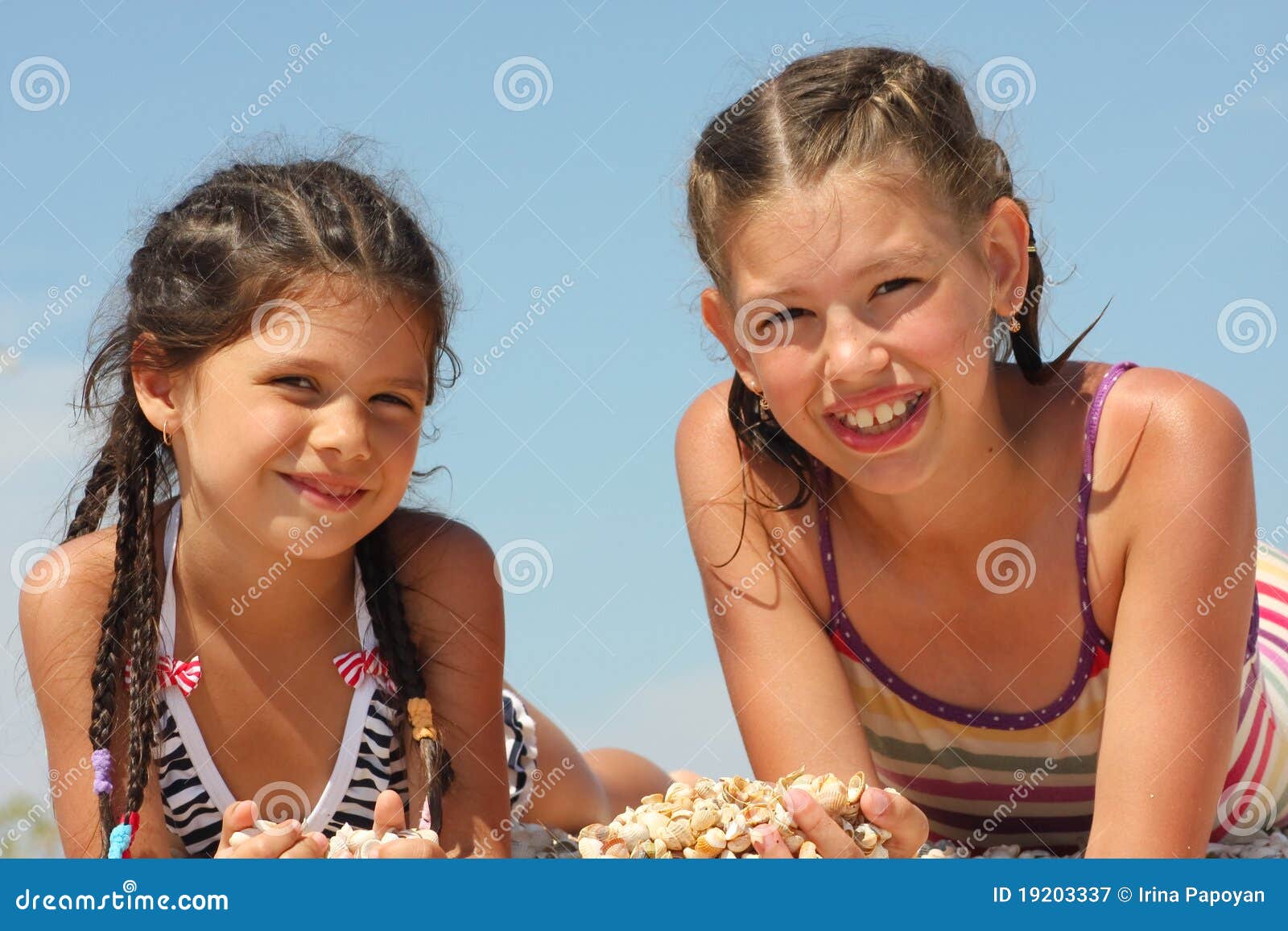 Twee Meisjes Liggen Op Strand Stock Afbeelding - Image of kinderjaren ...