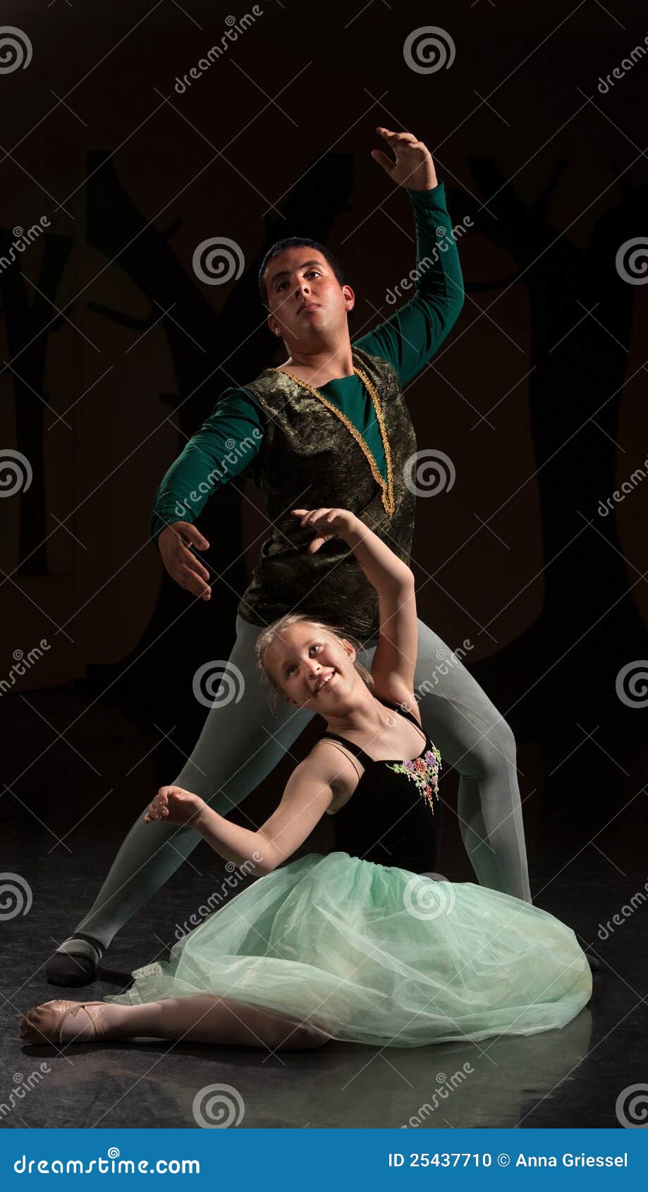 Twee Mensen in De Prestaties Van Het Ballet Stock Foto - Image of ...