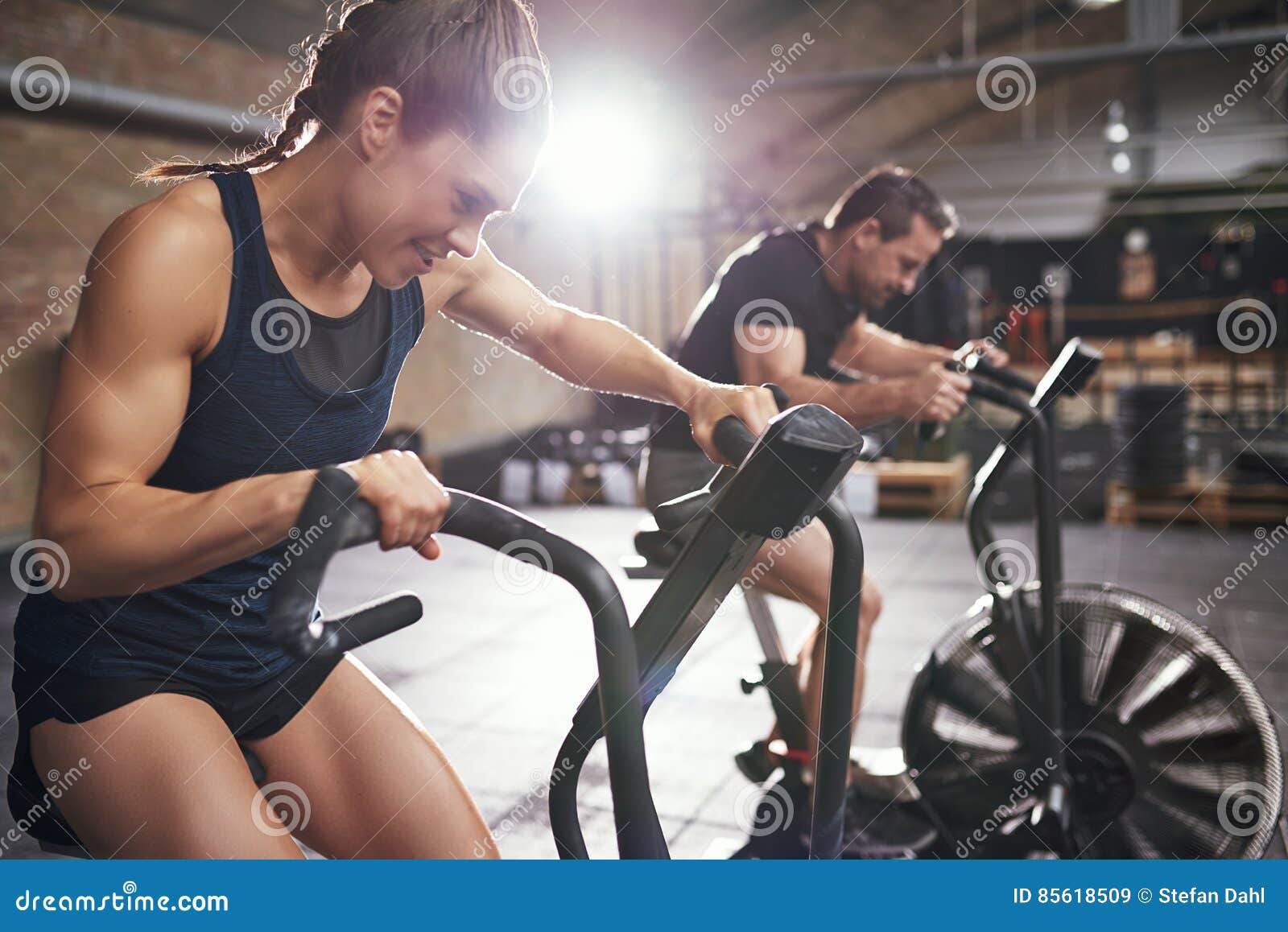 Twee Mensen Die in Inspanning Op Simulators Opleiden Stock Afbeelding ...