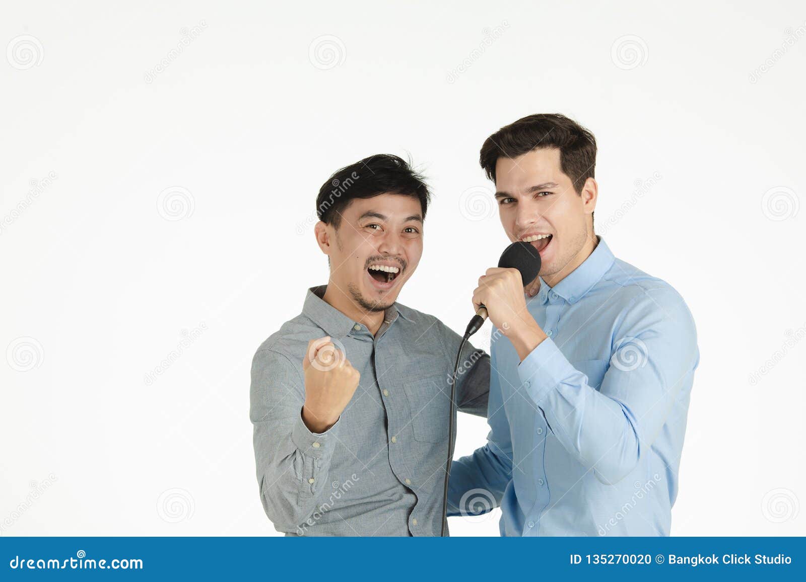 Twee Mensen Die Karaoke Zingen Stellen Stock Foto - Image of menselijk ...